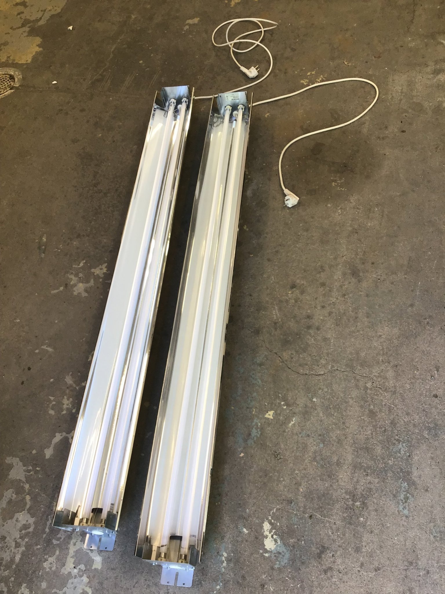 Se produkter som liknar Exaktor Lysrörsarmatur 2x49W t5 på Tradera (680933846)