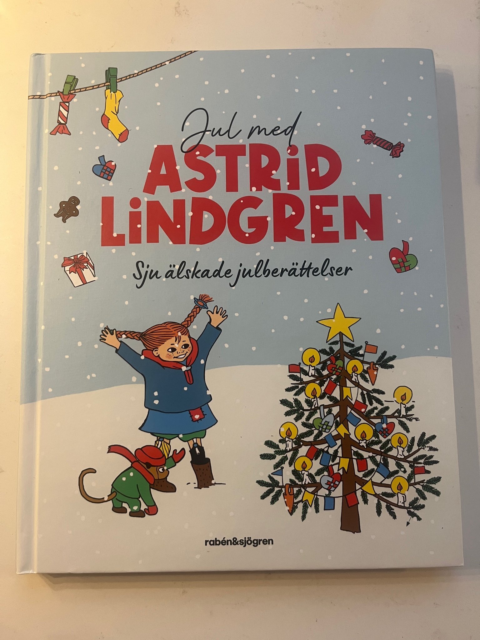 Jul med Astrid Lindgren - Rabén & Sjögren | Köp på Tradera (710874799)