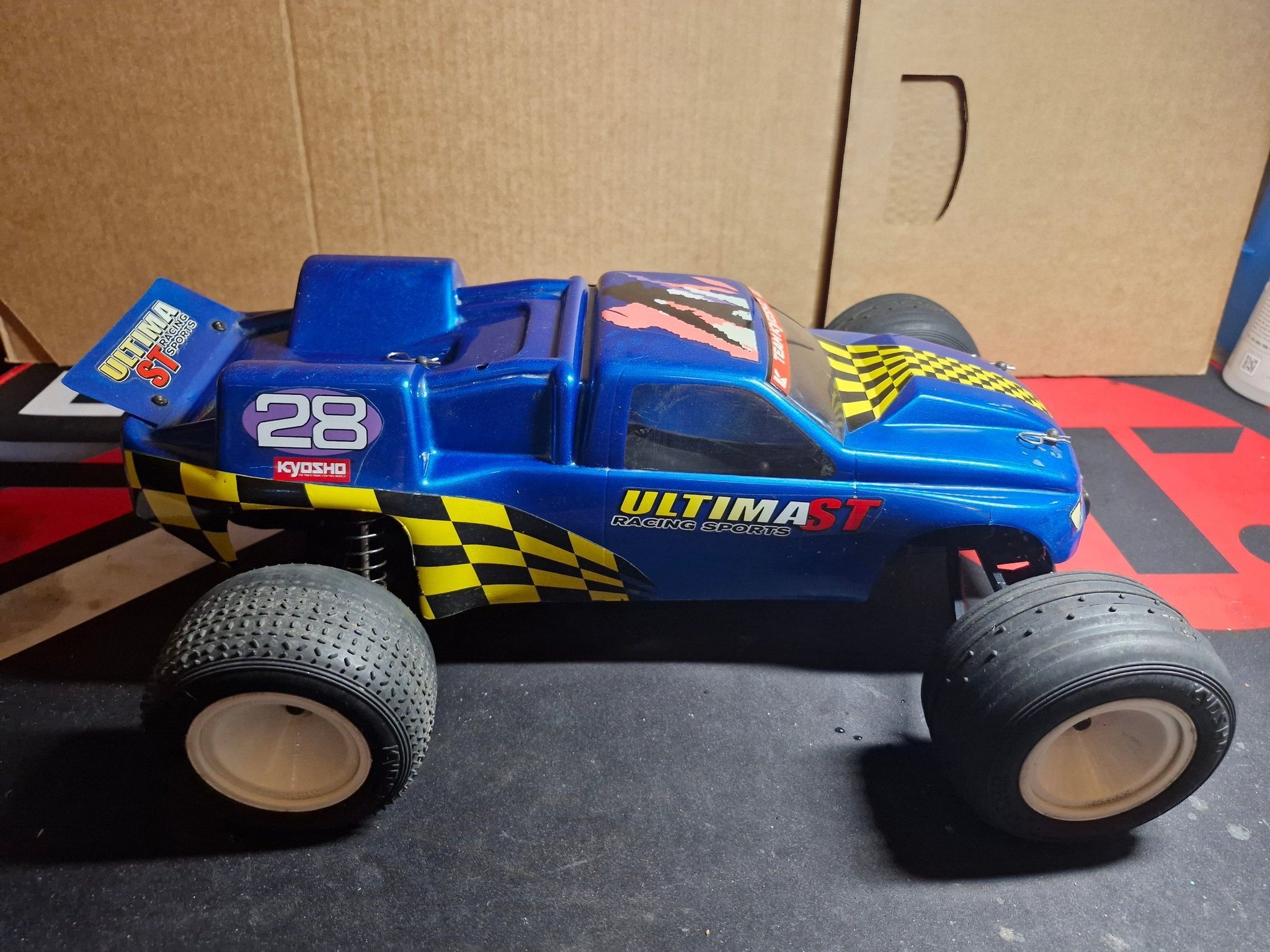Se produkter som liknar Kyosho Ultima ST Racing Truck på Tradera ...