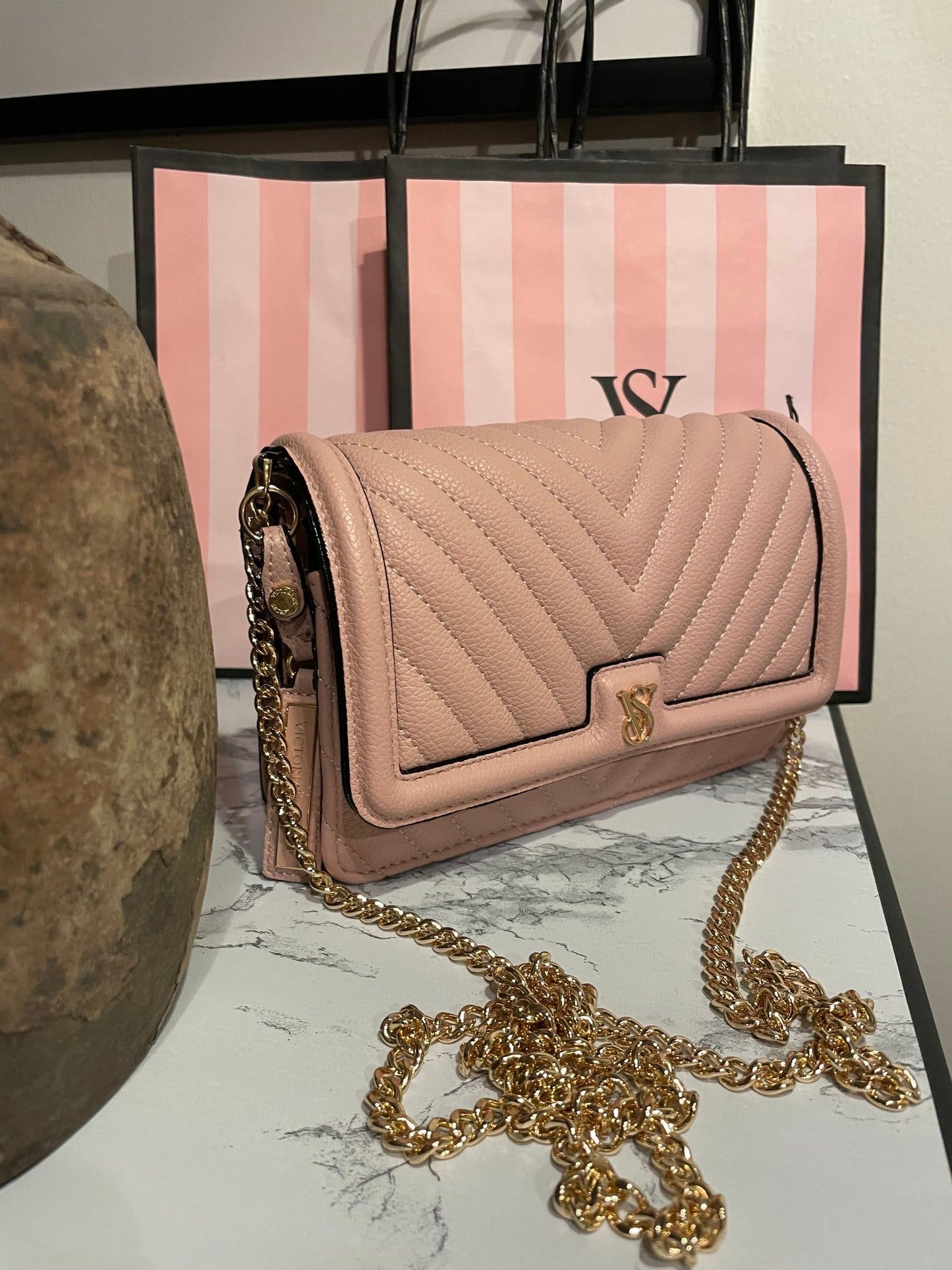 Se produkter som liknar Ny Victoria's Secret rosa väska på Tradera ...