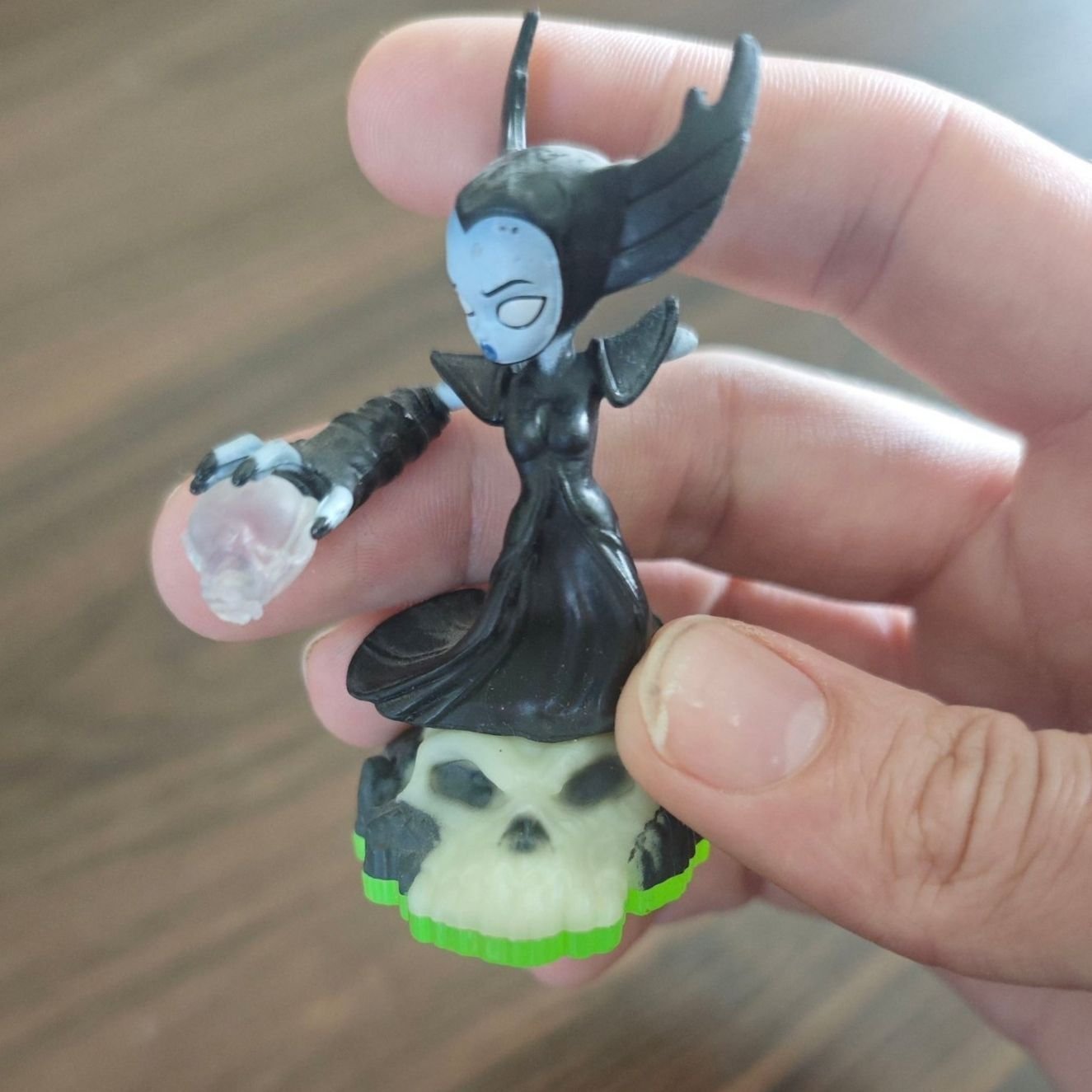 Skylanders Figur - Hex (skadad se bilder) | Köp på Tradera (696440266)