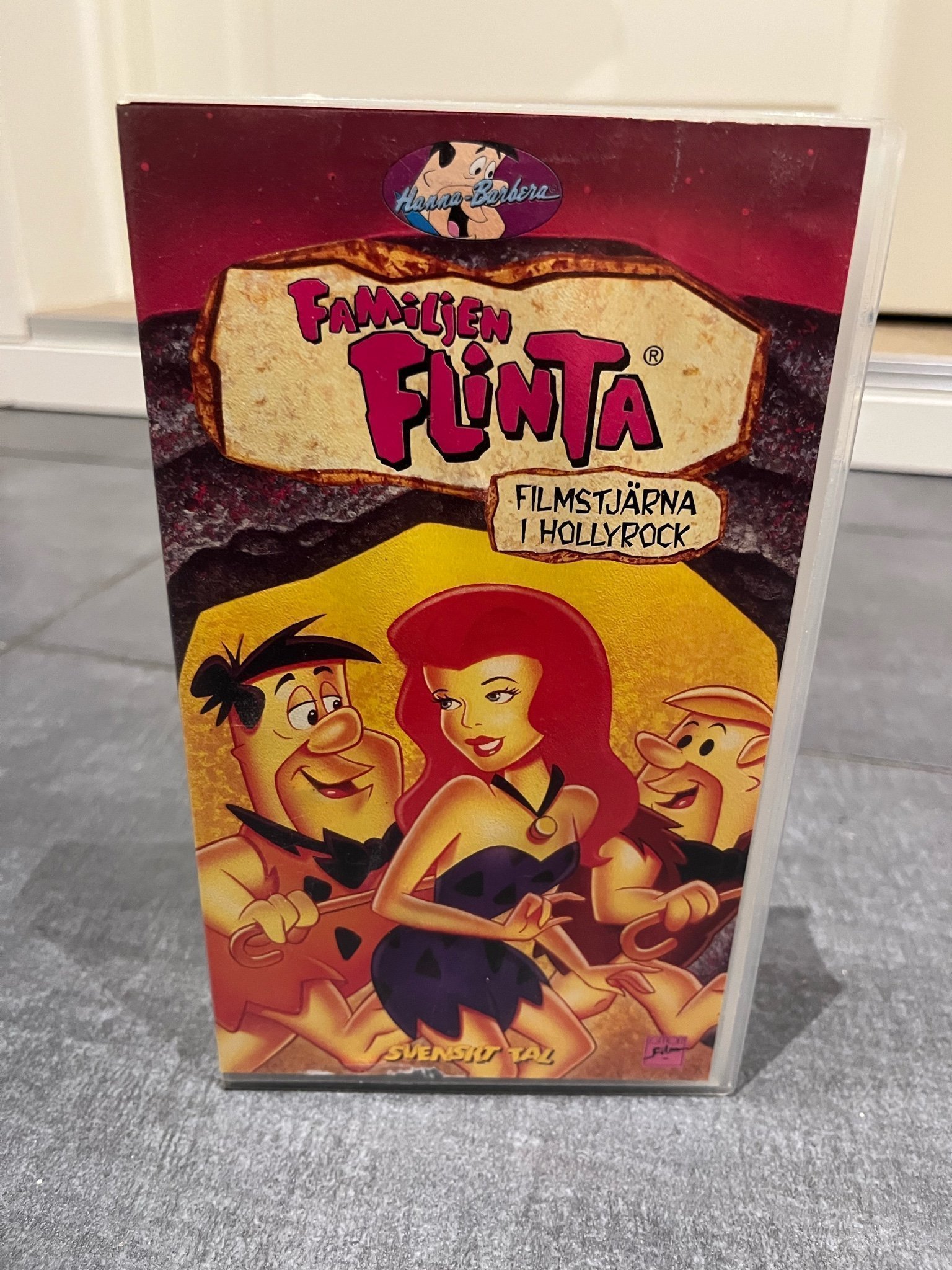 Se produkter som liknar VHS Familjen flinta på Tradera (638580867)