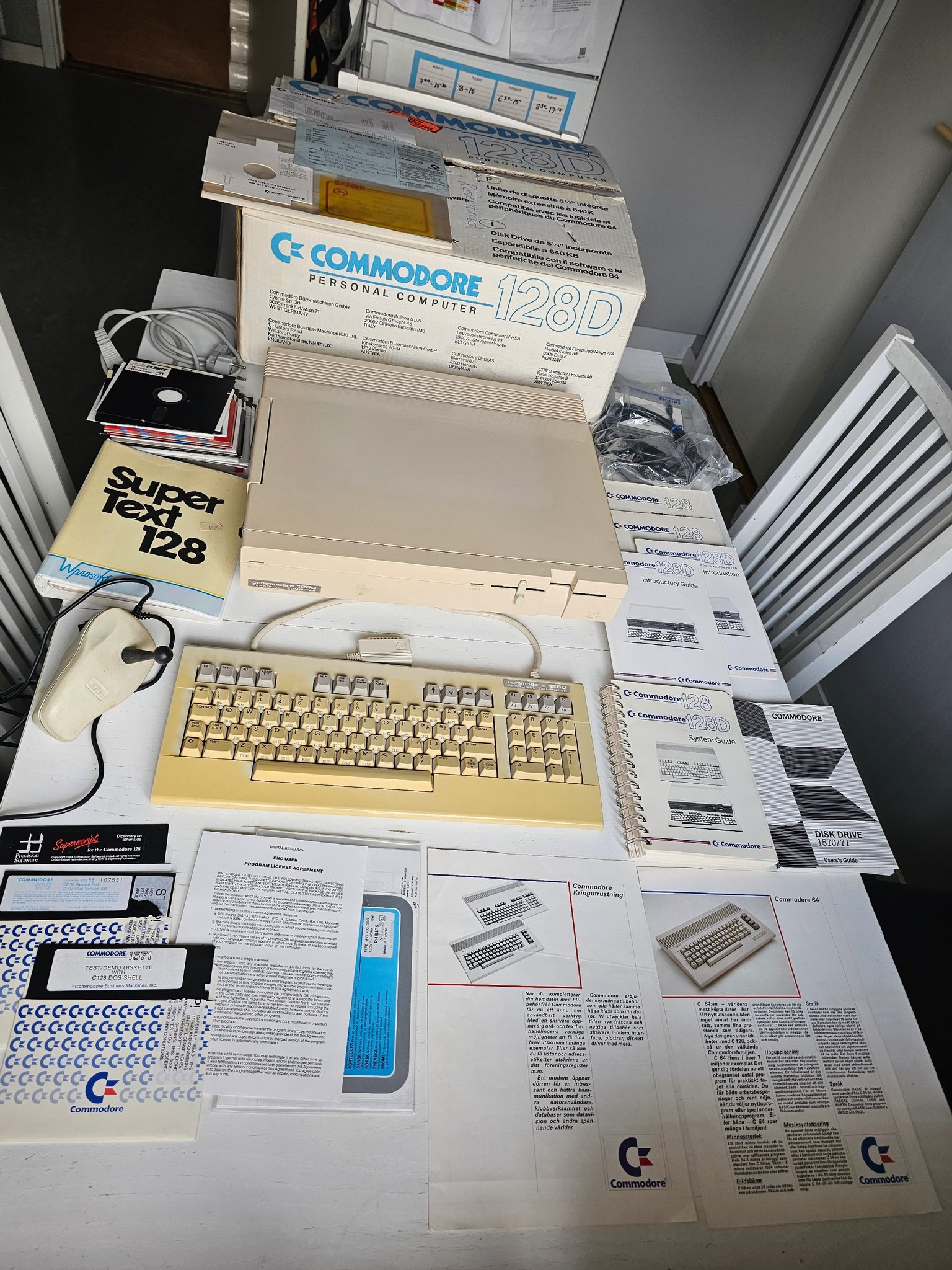 Se produkter som liknar COMMODORE 128D på Tradera (693244643)