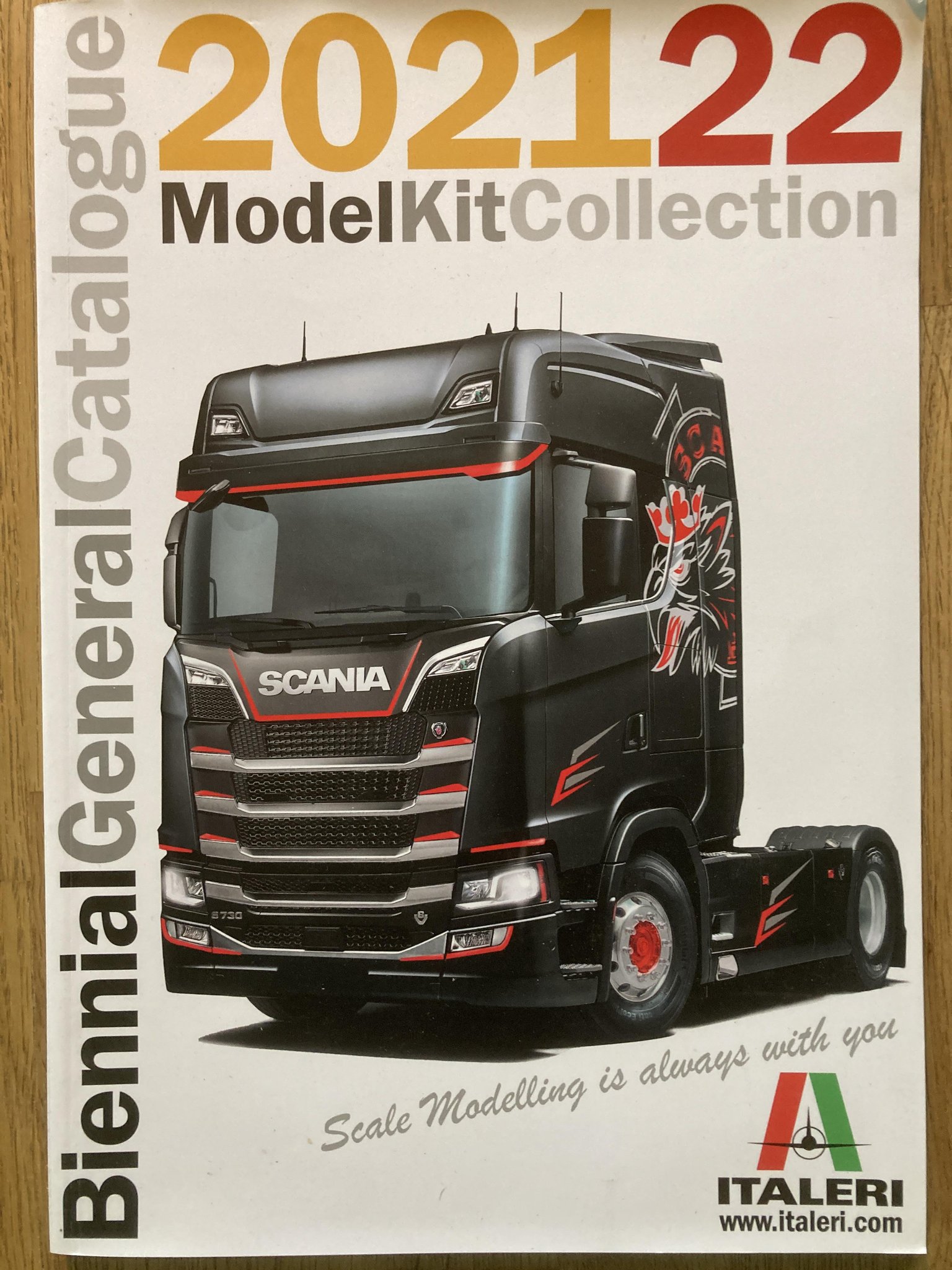 Se produkter som liknar Italeri Biennial General Cata.. på Tradera ...