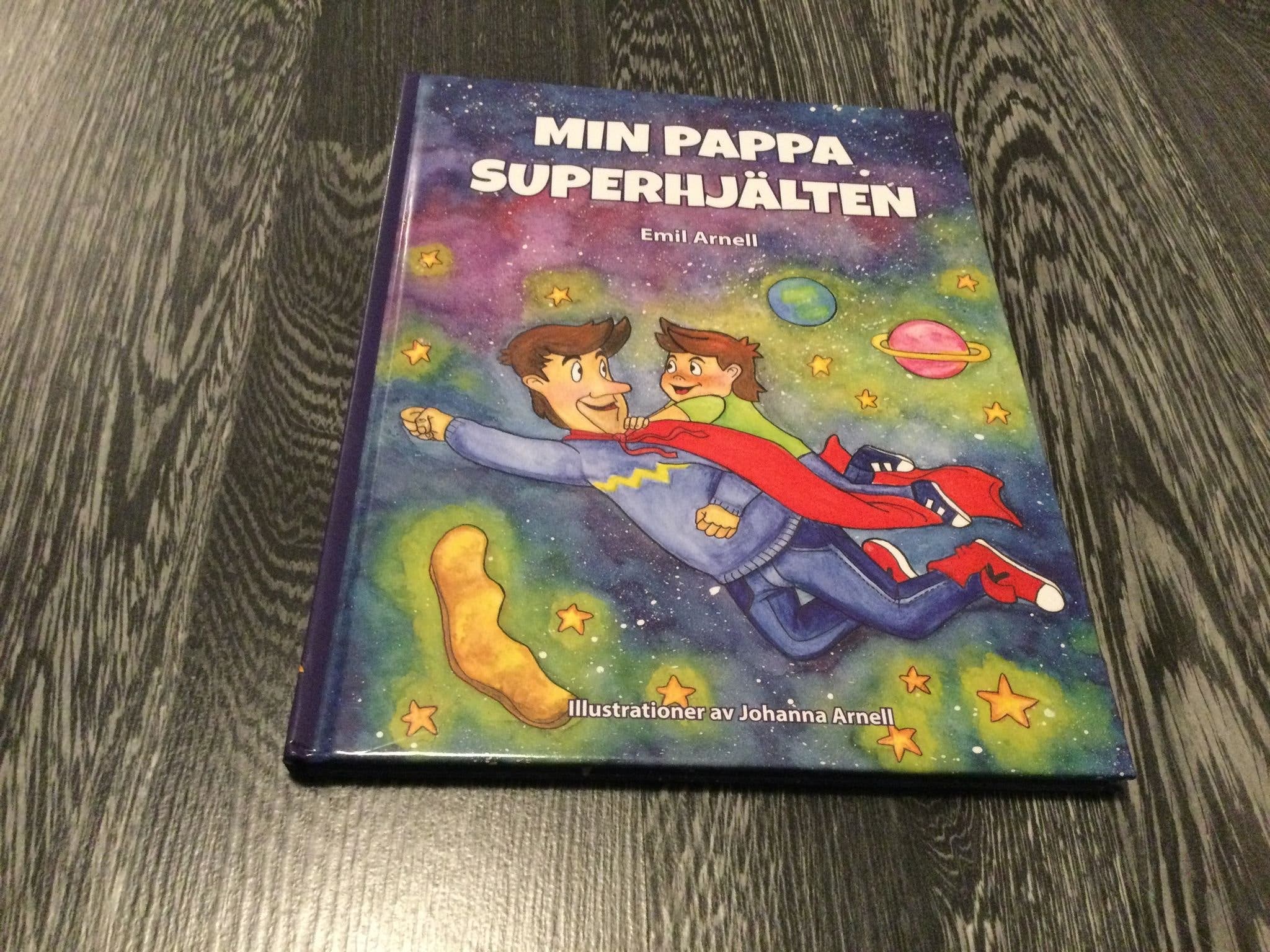 Se produkter som liknar Min Pappa Superhjälten av Emi.. på Tradera ...
