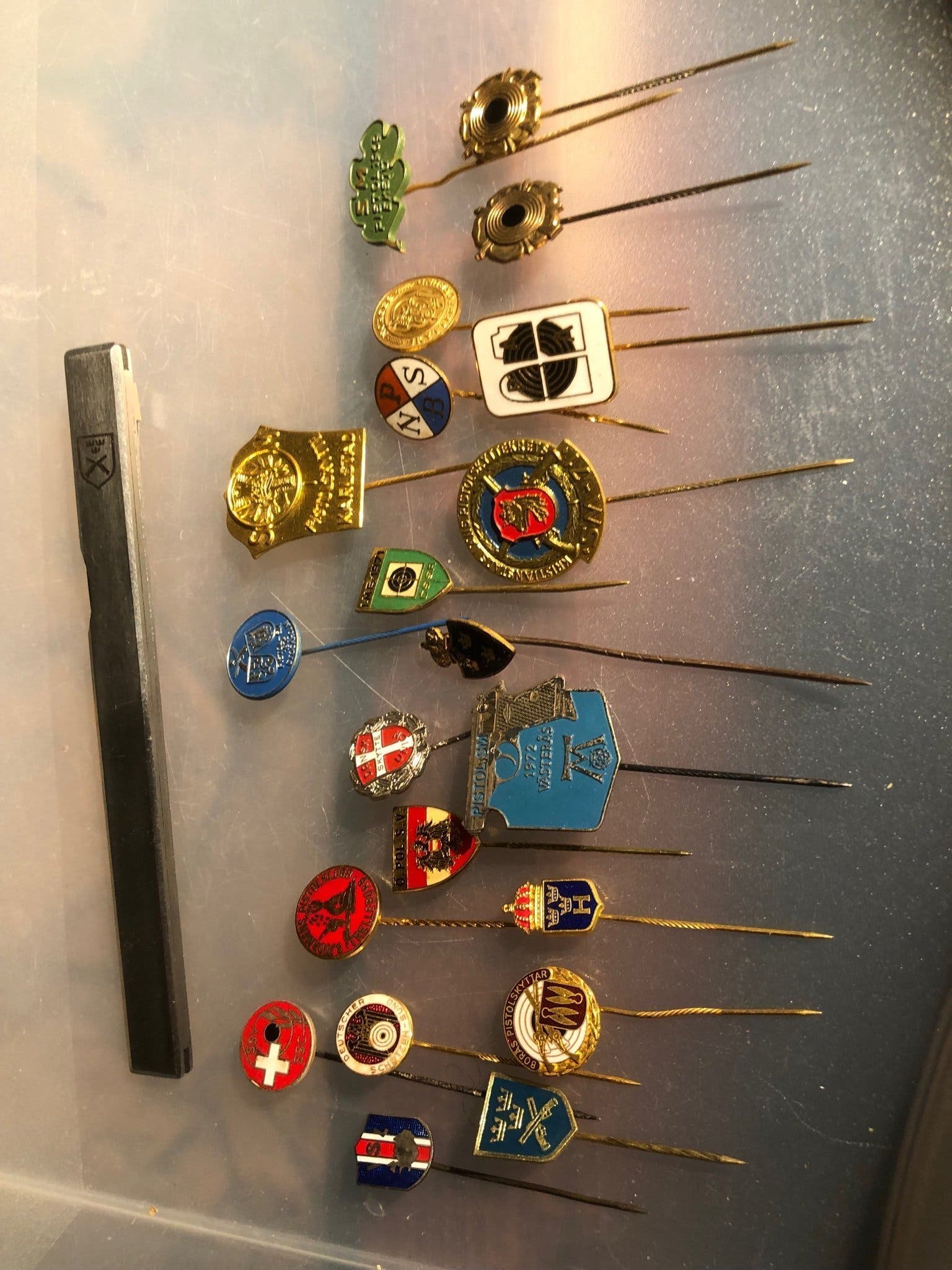 Se produkter som liknar Samling av Pins och Märken me.. på Tradera ...