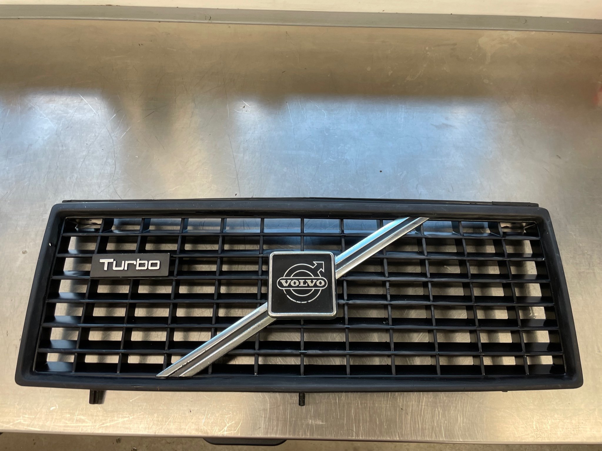 Se produkter som liknar Volvo 240 Turbo grill på Tradera (564556093)