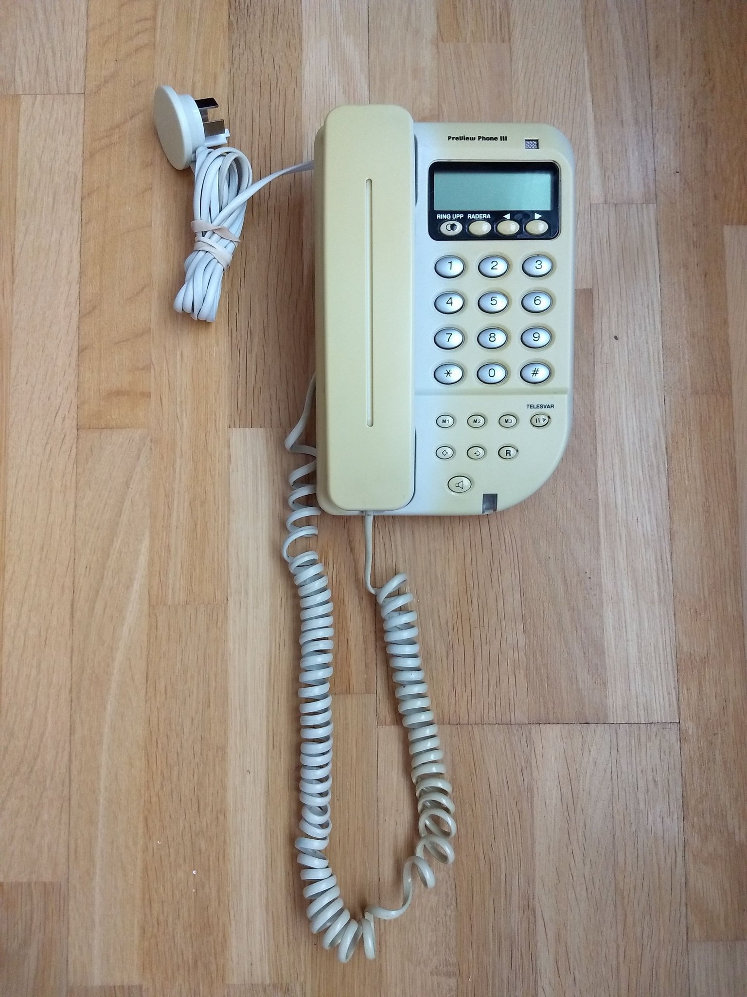 Se produkter som liknar Gammal fast telefon med knapp.. på Tradera ...