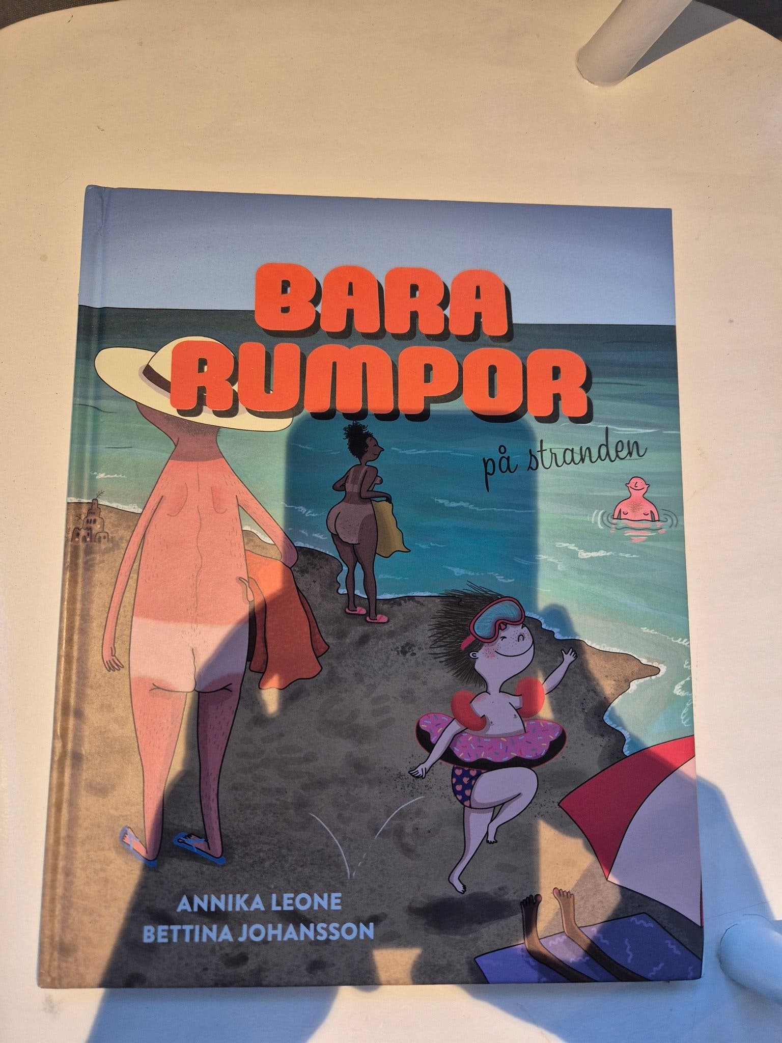 Bara rumpor på stranden - Annika Leone & Bettin.. | Köp på Tradera ...