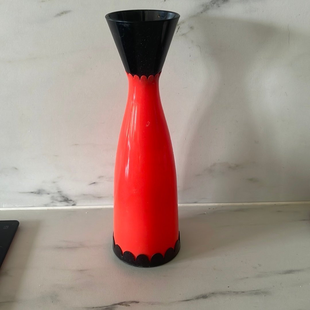 Retro Vas i Röd, orange och Svart 70-tal plast | Köp på Tradera (708366311)