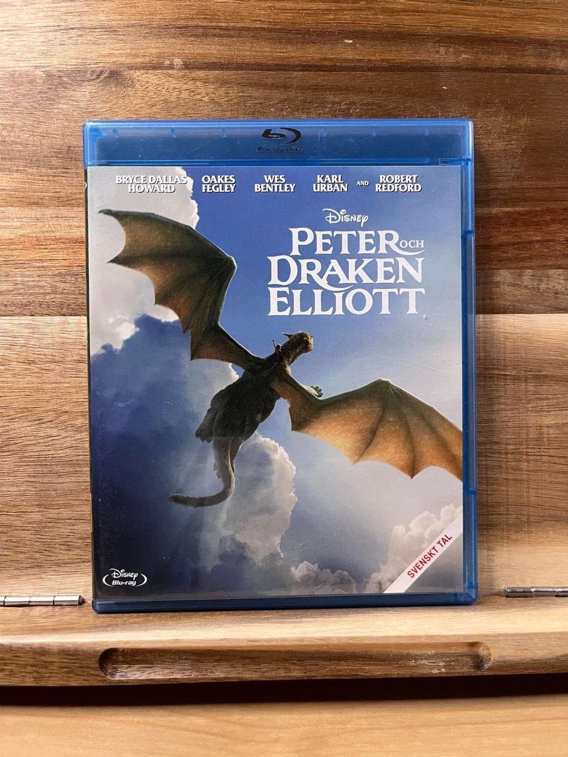 Peter och draken Elliott - Blu-ray | Köp från Bokeriet på Tradera ...