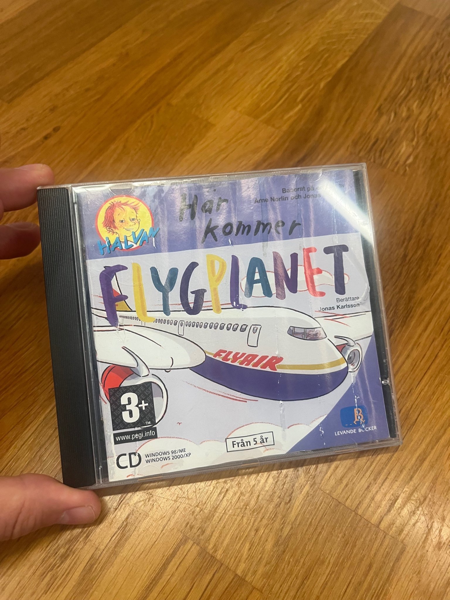 Se produkter som liknar Halvan Här Kommer Flygplanet .. på Tradera ...