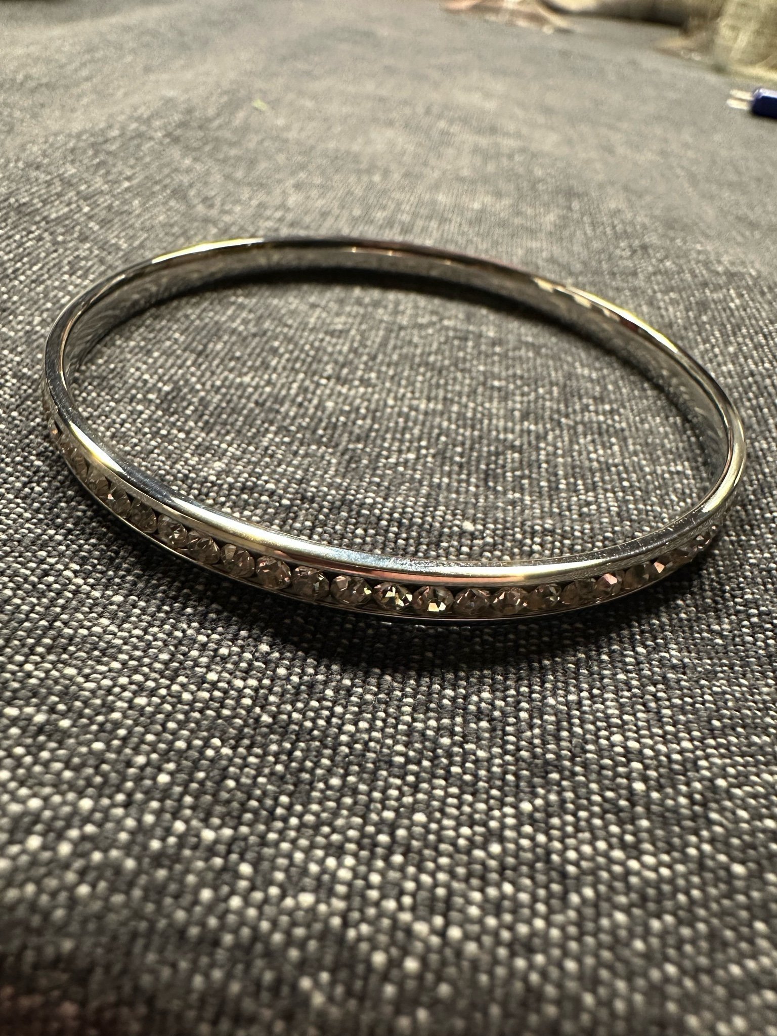 Se produkter som liknar Armband från Lois Lane, helt .. på Tradera ...