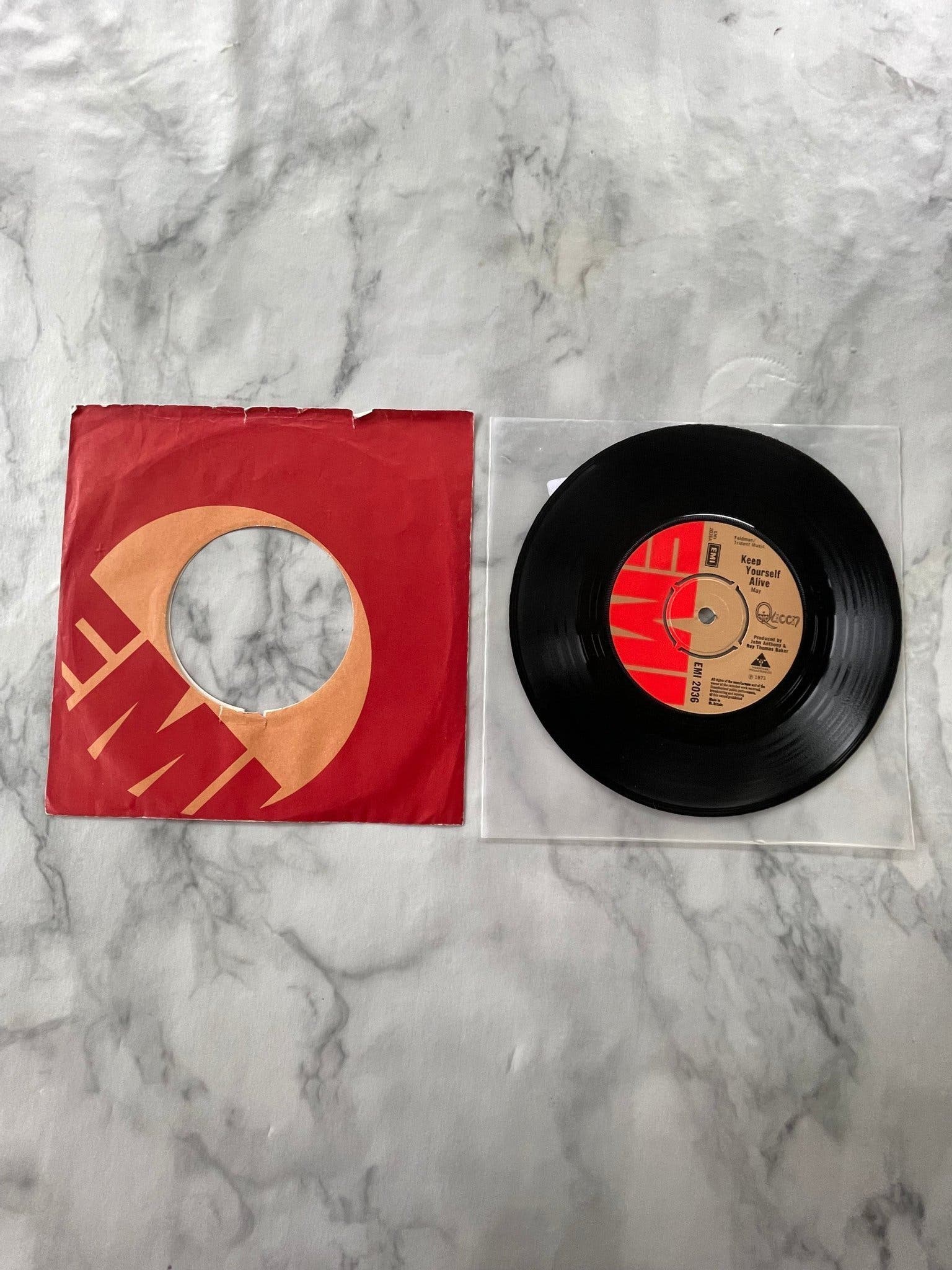 Se produkter som liknar QUEEN - KEEP YOURSELF ALIVE /.. på Tradera ...