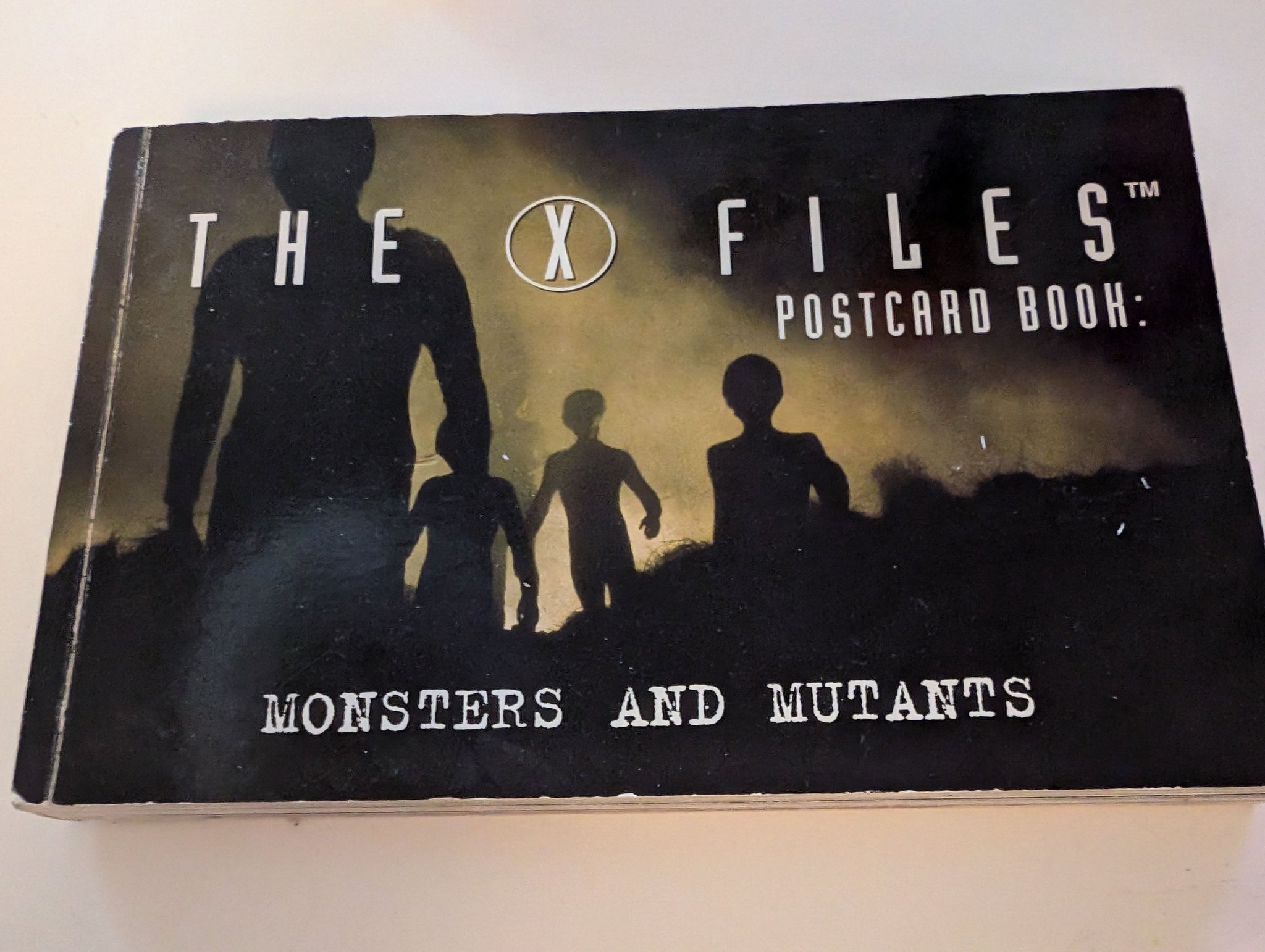 Se produkter som liknar The X-Files Postcard Book: Mo.. på Tradera ...