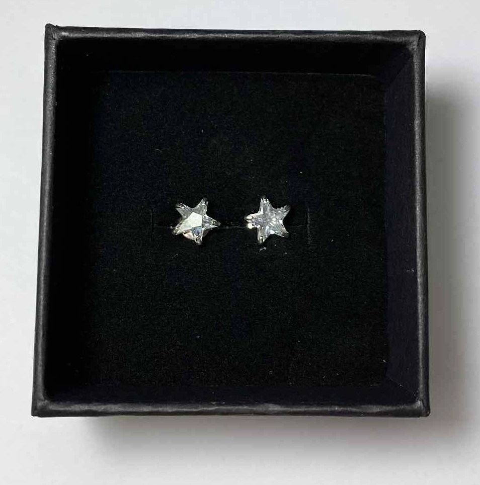 Helt nya silverörhängen med stenar i en fin pre.. | Köp på Tradera ...