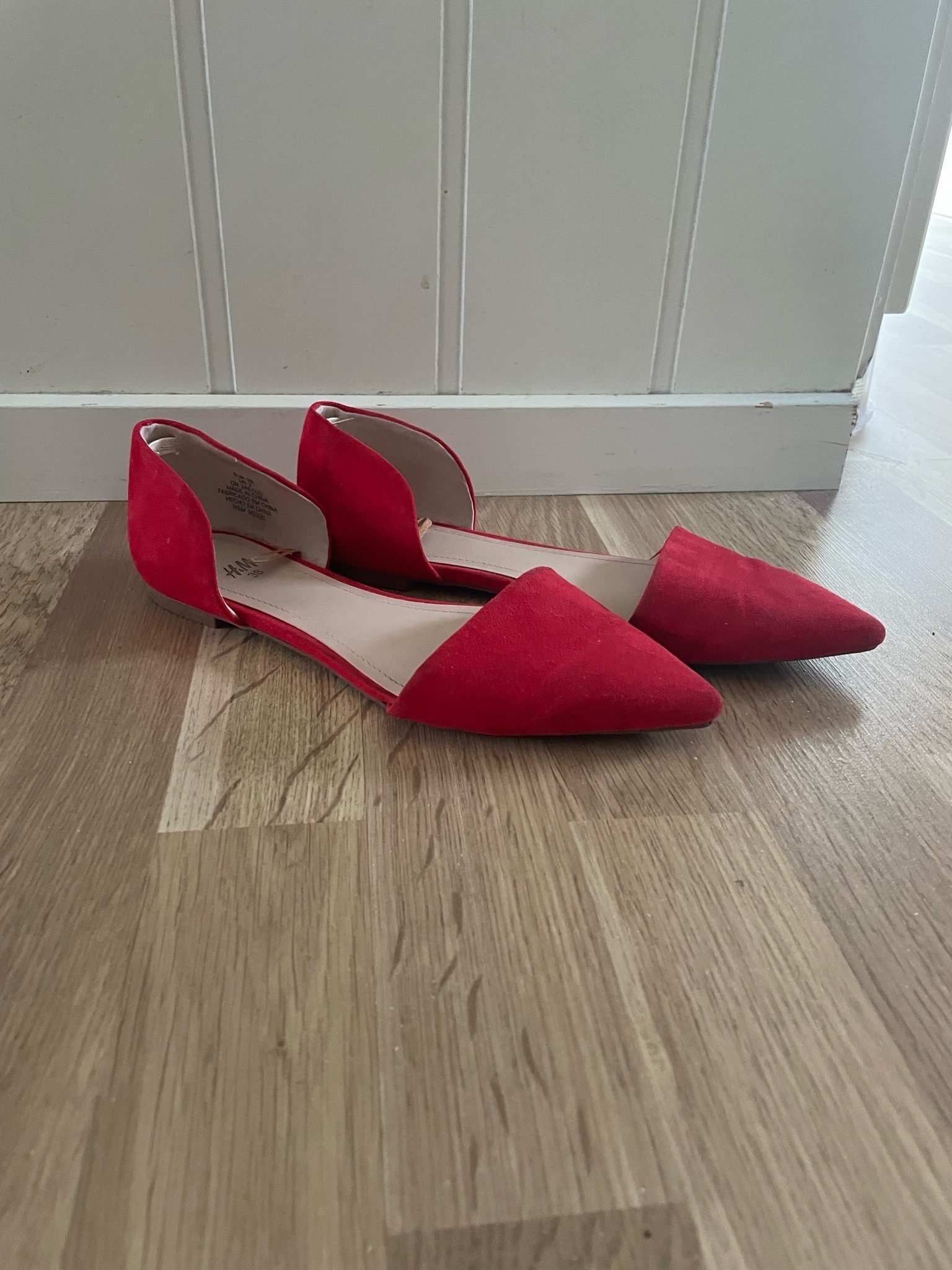 Se produkter som liknar Röda skor med spetsig tå på Tradera (628587918)