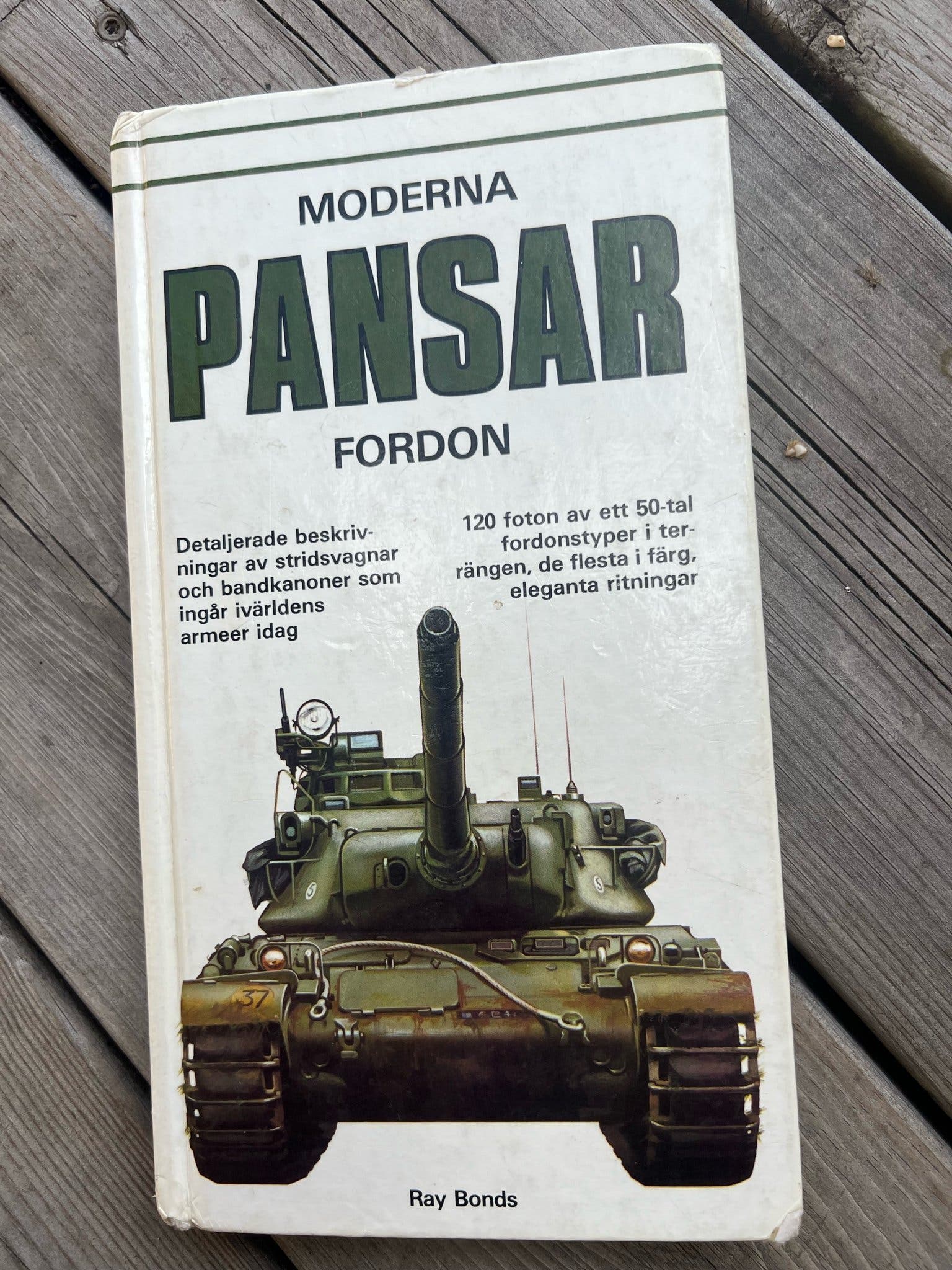 Moderna Pansarfordon av Ray Bonds, 1981 | Köp på Tradera (691558054)