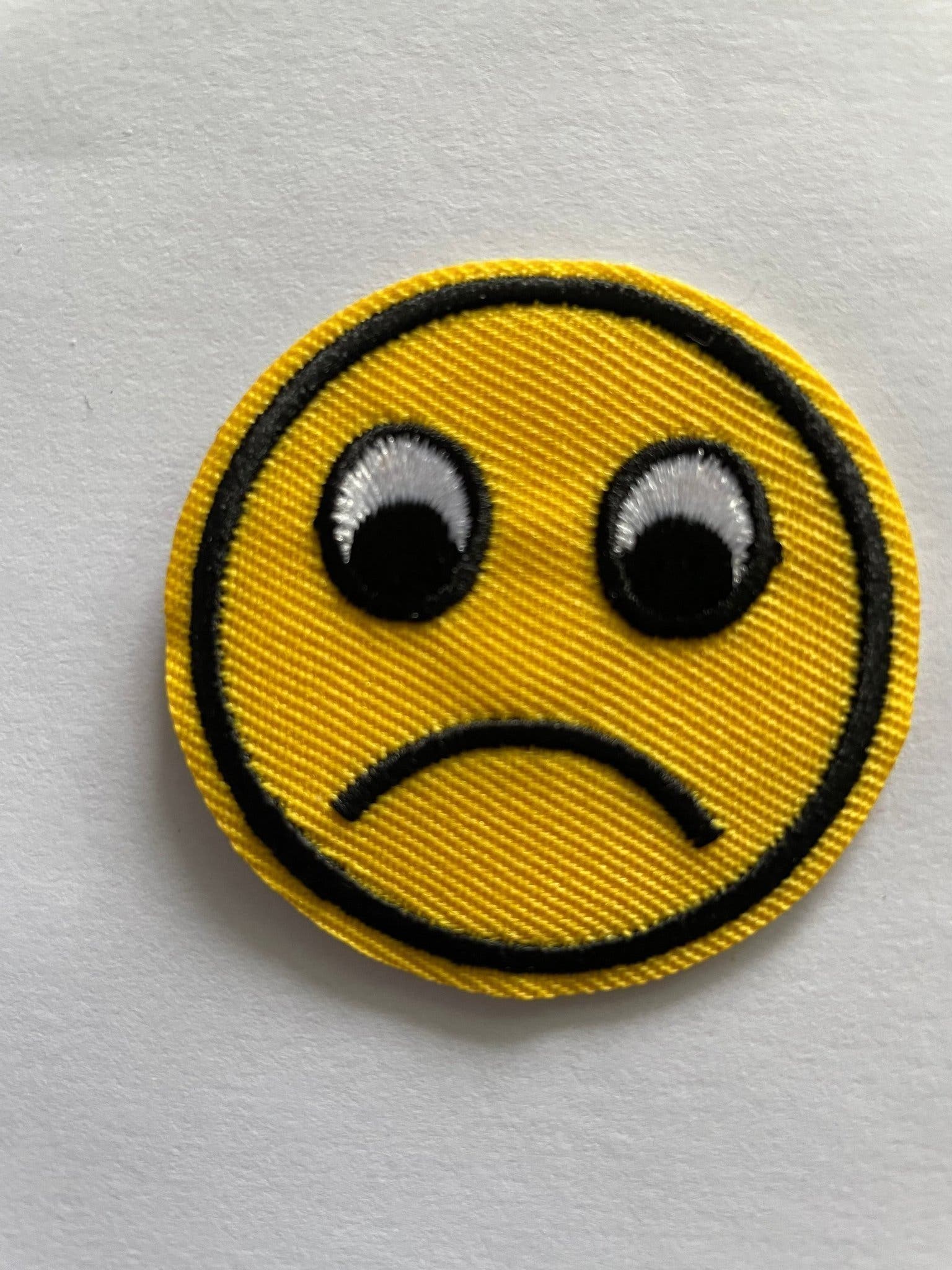 Se produkter som liknar SMILEY EMOJI TYGMÄRKE på Tradera (721206061)