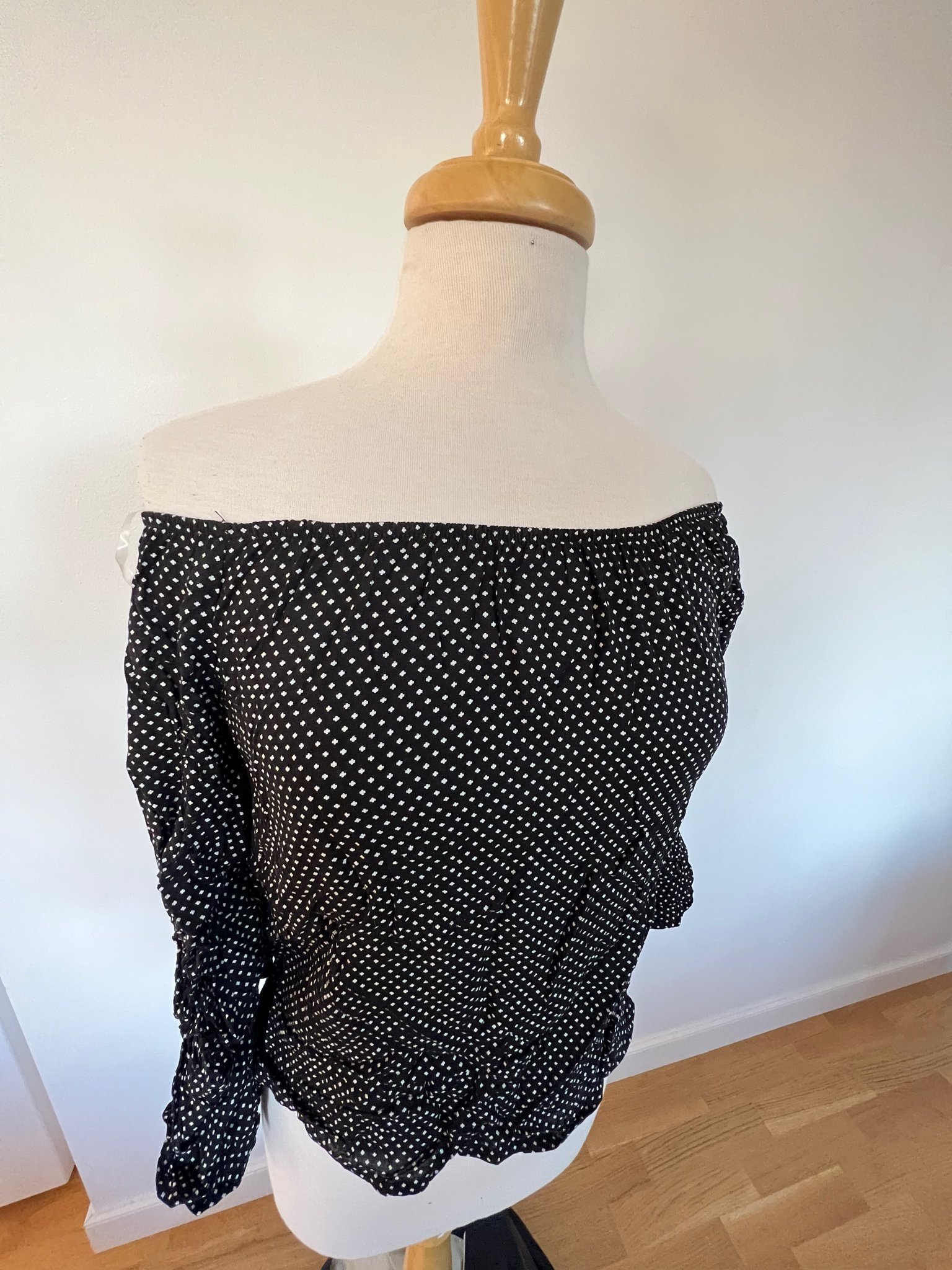 Prickig Singoalla blus med veckade armar från A.. | Köp på Tradera ...