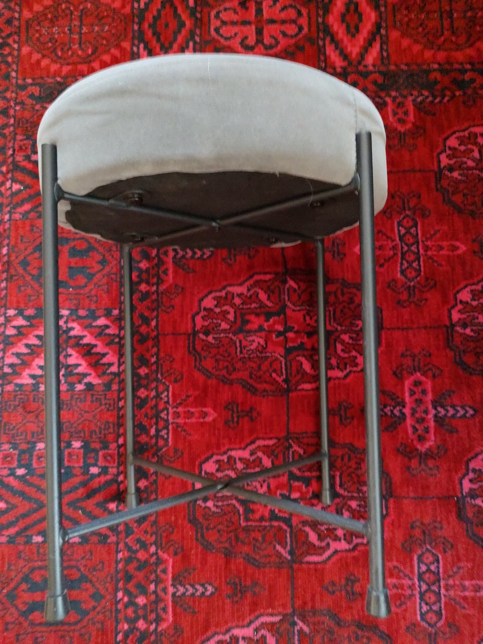 Rund Pall med Metallben | Köp på Tradera (693015990)