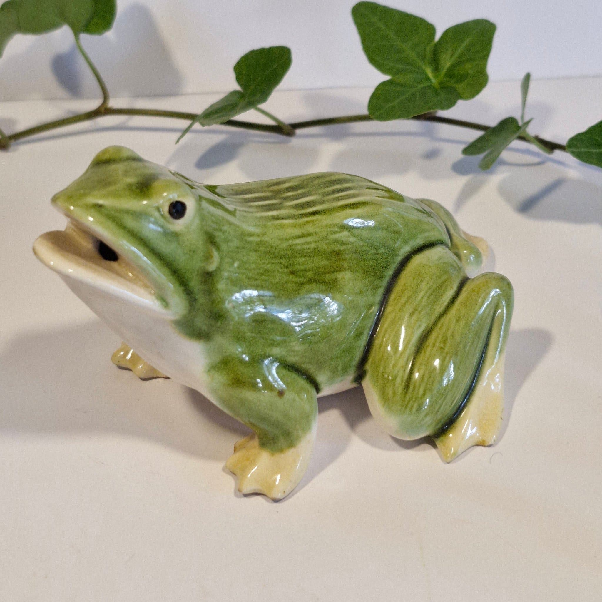 Se produkter som liknar Figurin grön groda porslin på Tradera (699113319)