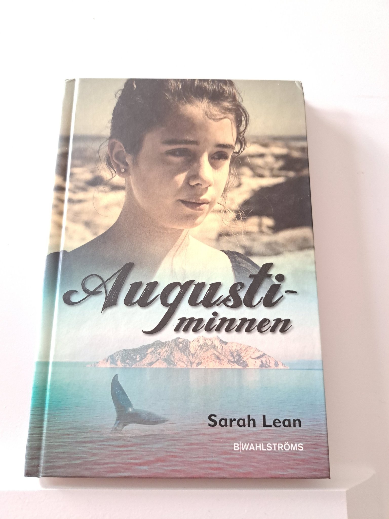 Se produkter som liknar Augustiminnen av Sarah Lean i.. på Tradera ...