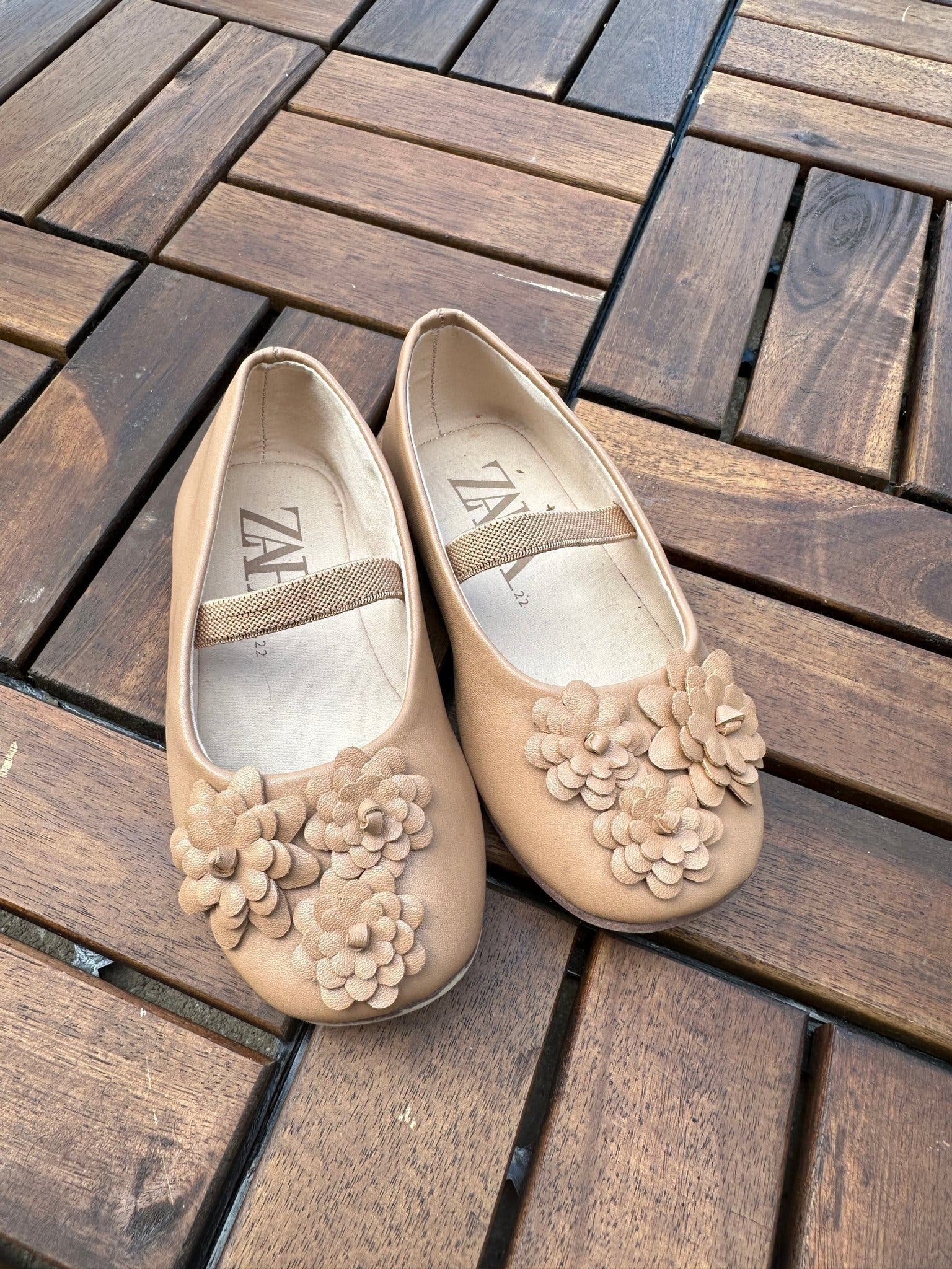 Se produkter som liknar ZARA Ballerina Skor, Beige, S.. på Tradera ...