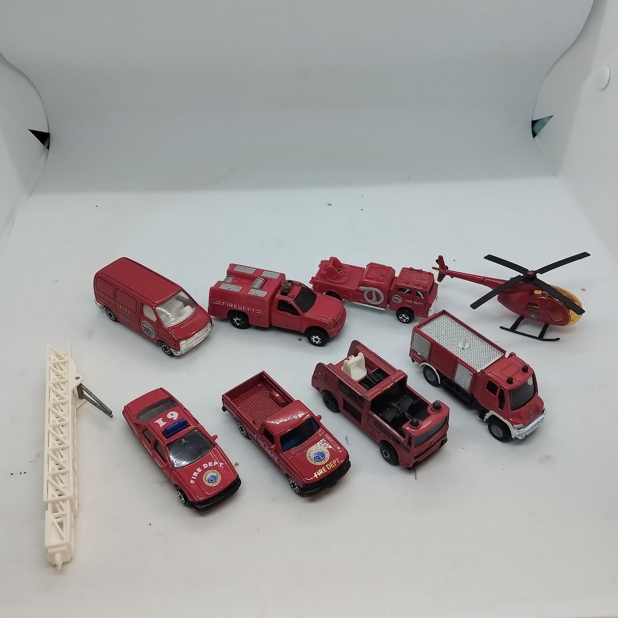 Se produkter som liknar Leksaksbrandbilar och helikop.. på Tradera ...