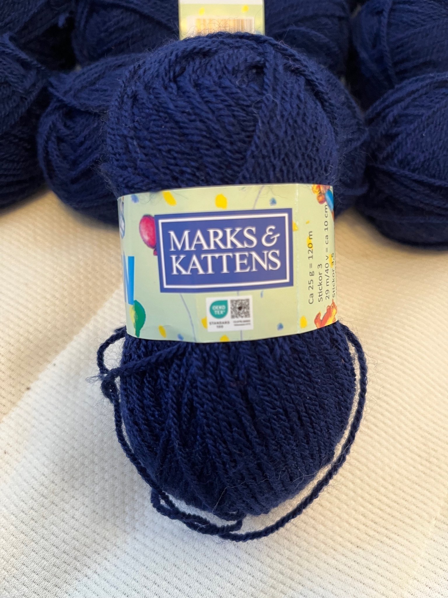 PIGGELEN mörkblått garn 16 nystan | Köp på Tradera (712402407)