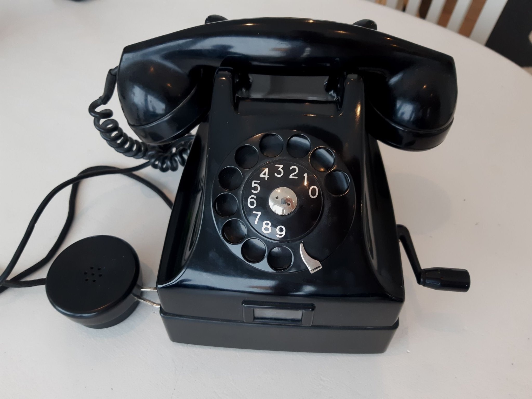 Se produkter som liknar Gammal Ericsson telefon med vev på Tradera ...