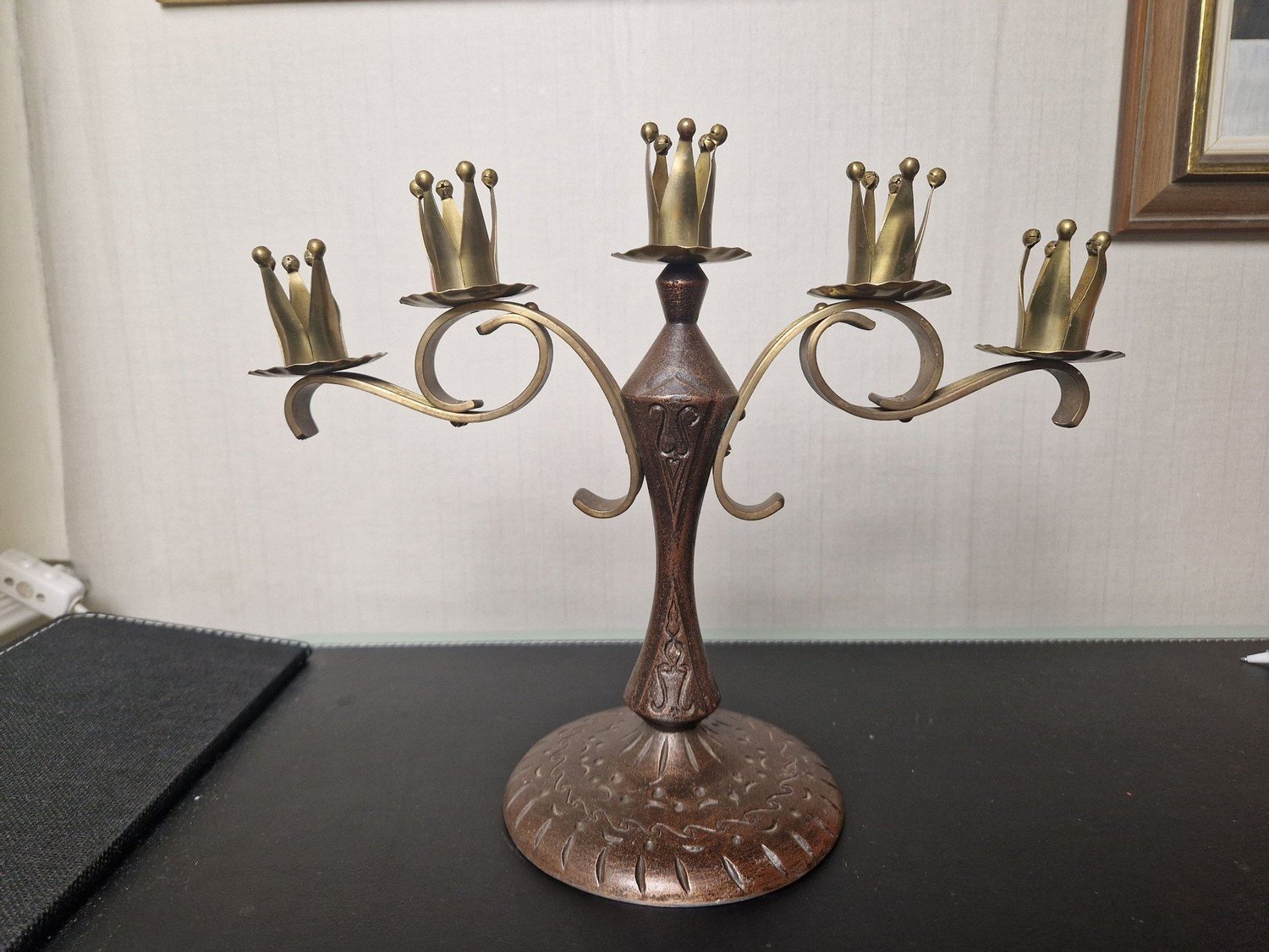 5-armad ljusstake med kronor i metall och mässi.. | Köp på Tradera ...