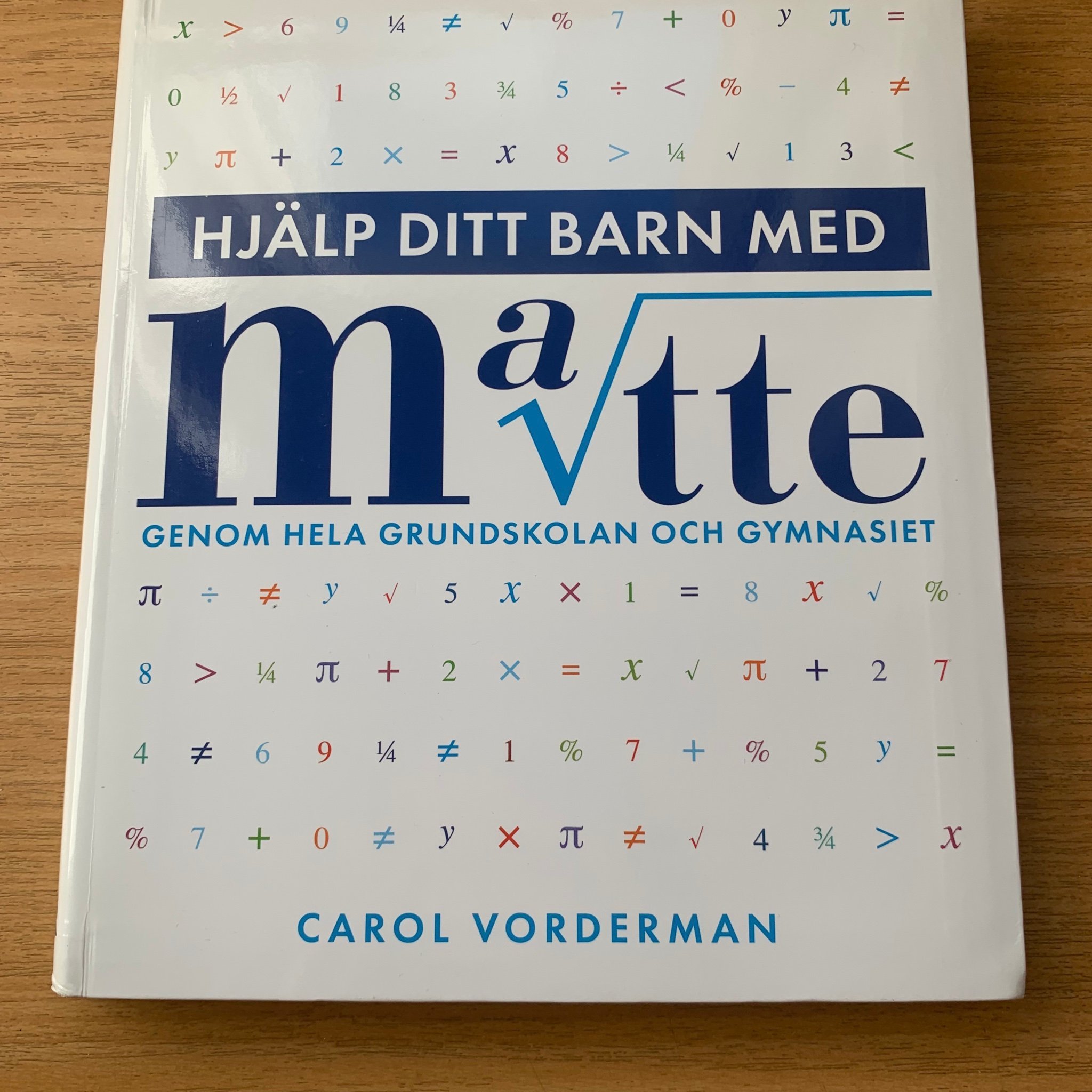 Se produkter som liknar Hjälp ditt barn med matte av .. på Tradera ...