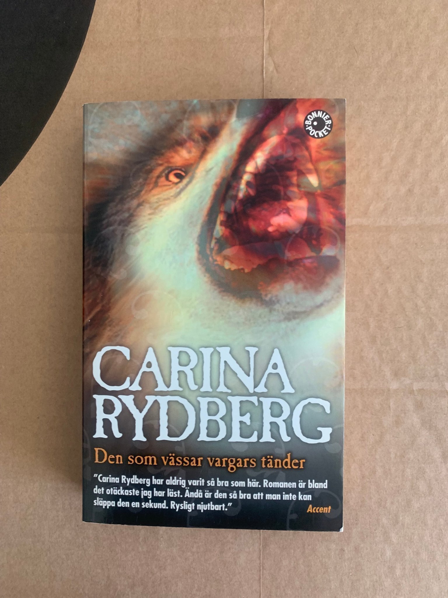 Den som vässar vargars tänder av Carina Rydberg | Köp på Tradera ...