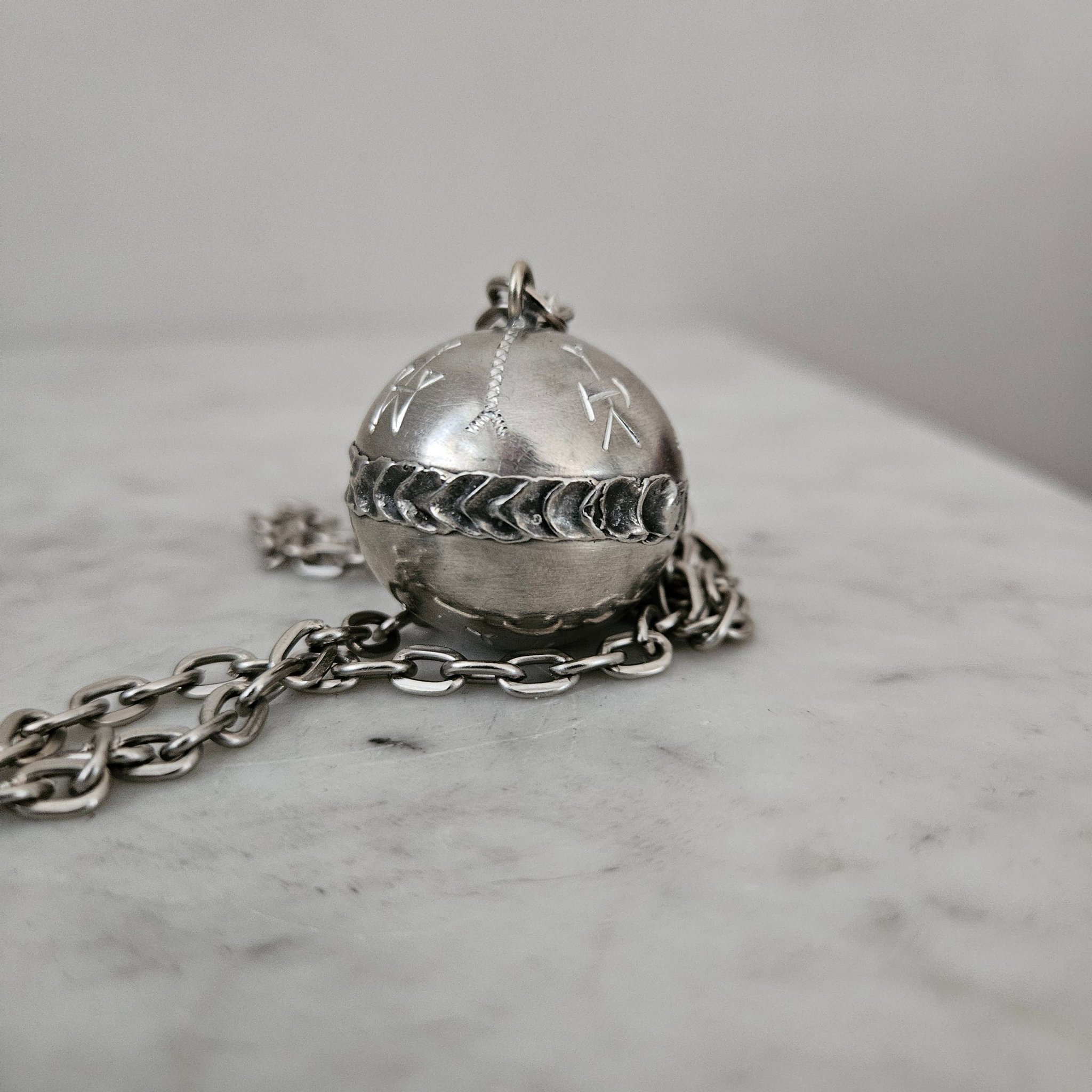 Se produkter som liknar Trollkula Skyddsamulett kula .. på Tradera ...