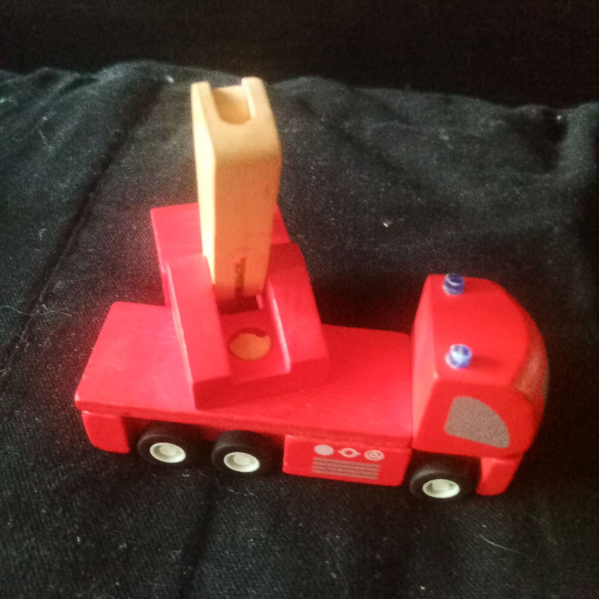 PlanCity/PlanToys, Brandbil med kran, i trä | Köp på Tradera (736612442)