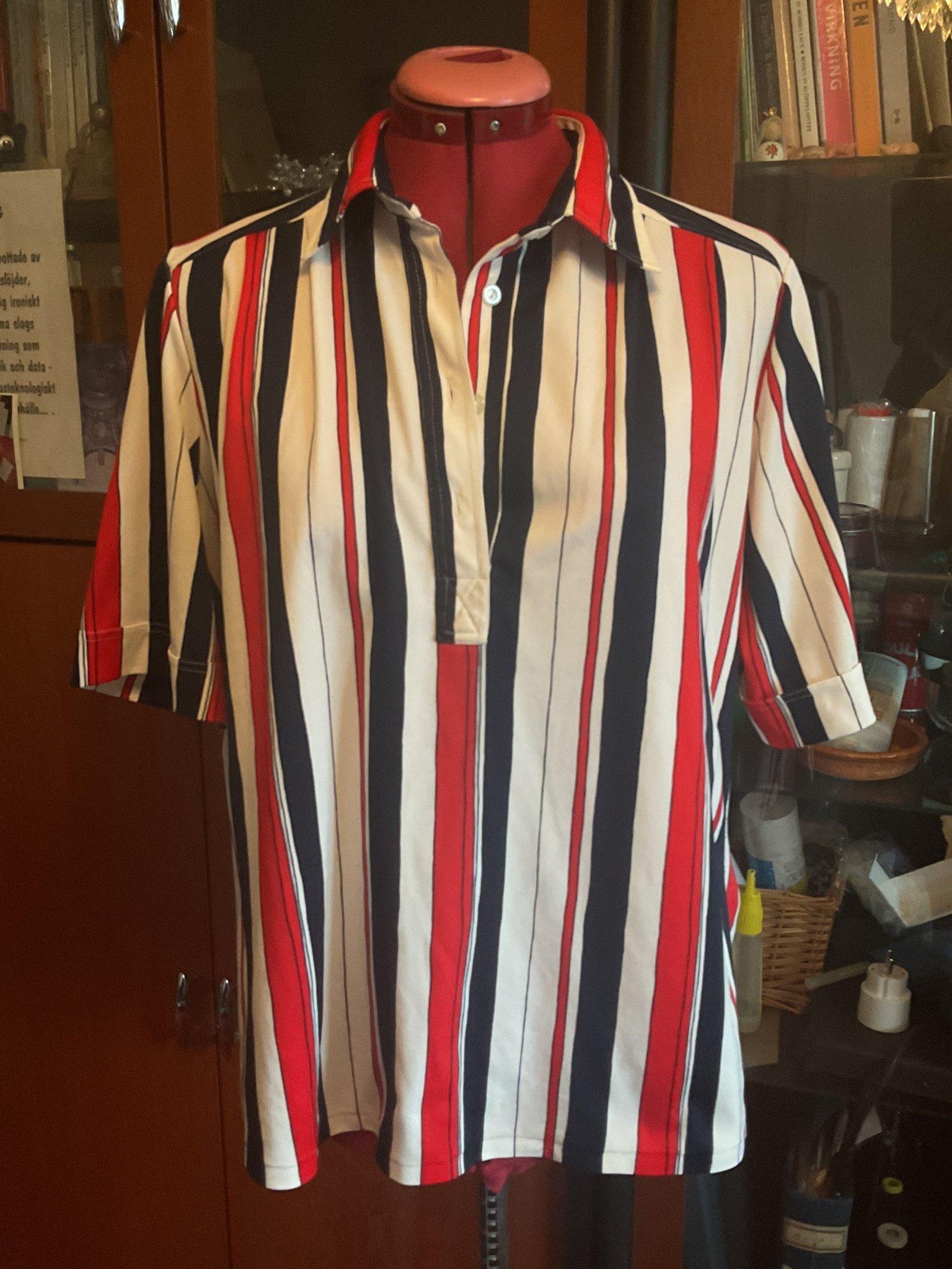 Mjuk o skön, ej helknäppt Ted Nicol vit, röd, b.. | Köp på Tradera ...