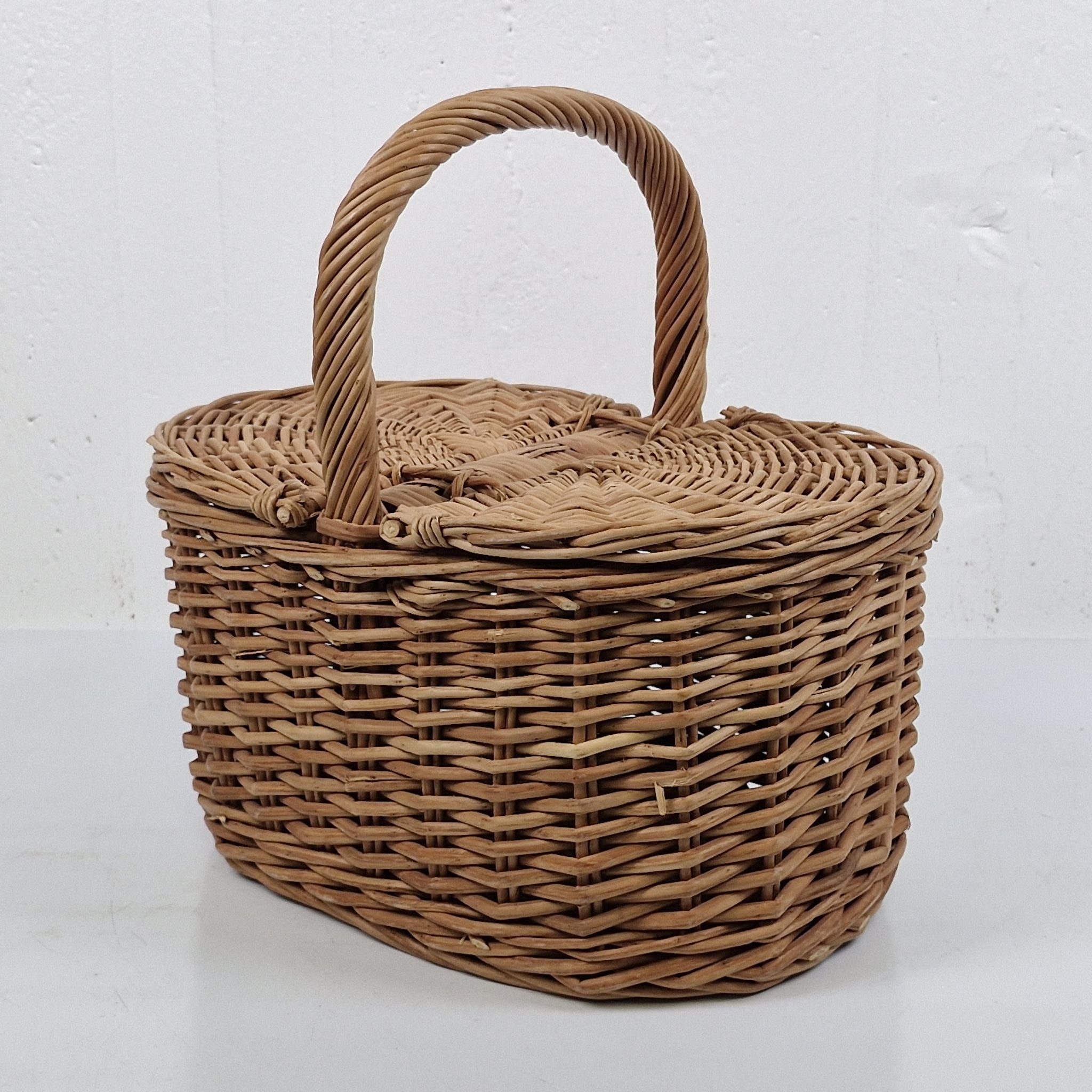 Se produkter som liknar Korg i rotting med lock - Pic.. på Tradera ...