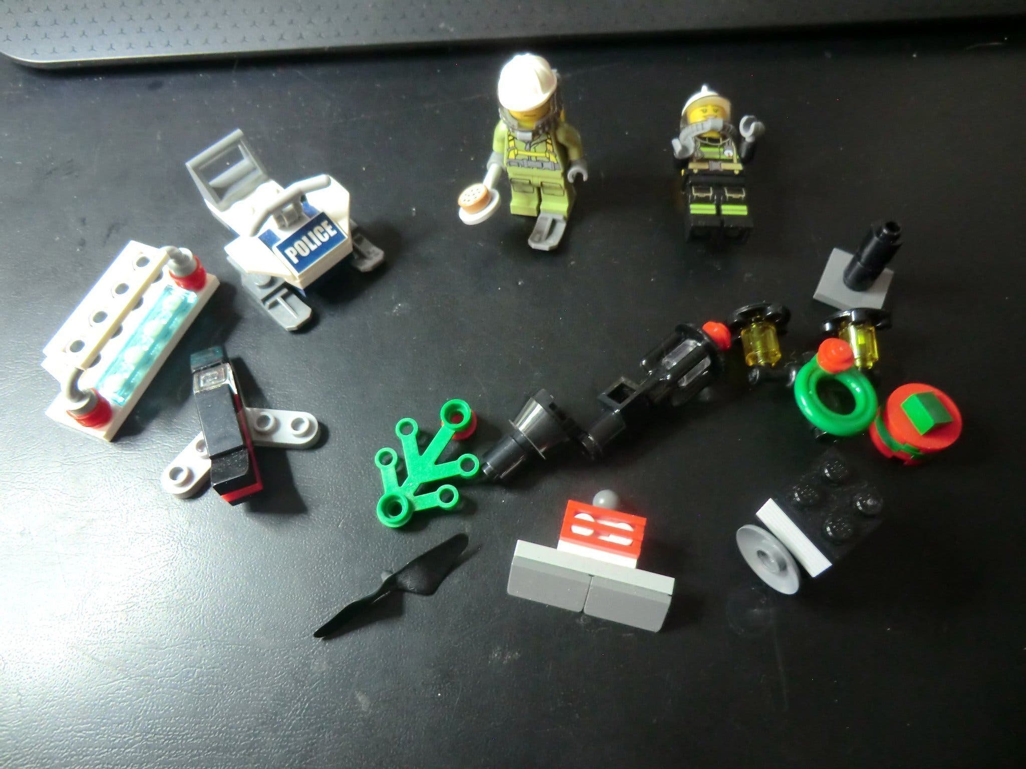 Lego 2 gubbar, och div enl bild | Köp på Tradera (713654897)