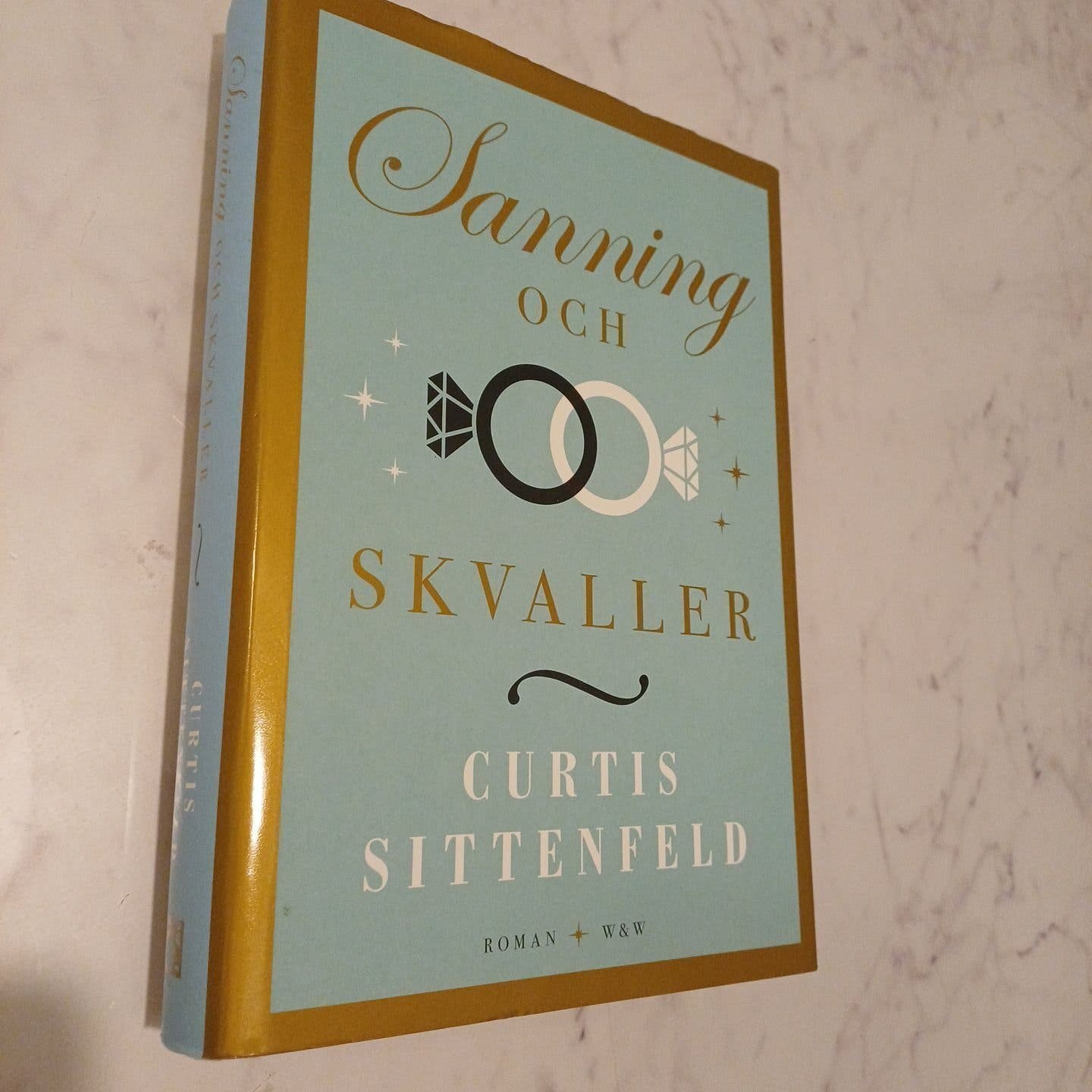 Sanning och Skvaller av Curtis Sittenfeld | Köp på Tradera (705569637)
