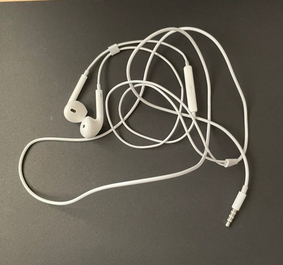 Apple EarPods med 3.5 mm hörlurskontakt | Köp på Tradera (732835173)