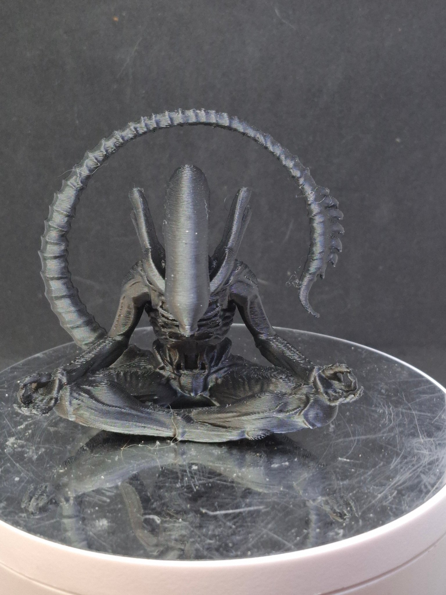 Alien i Yoga Position - 3D Print | Köp på Tradera (708275464)