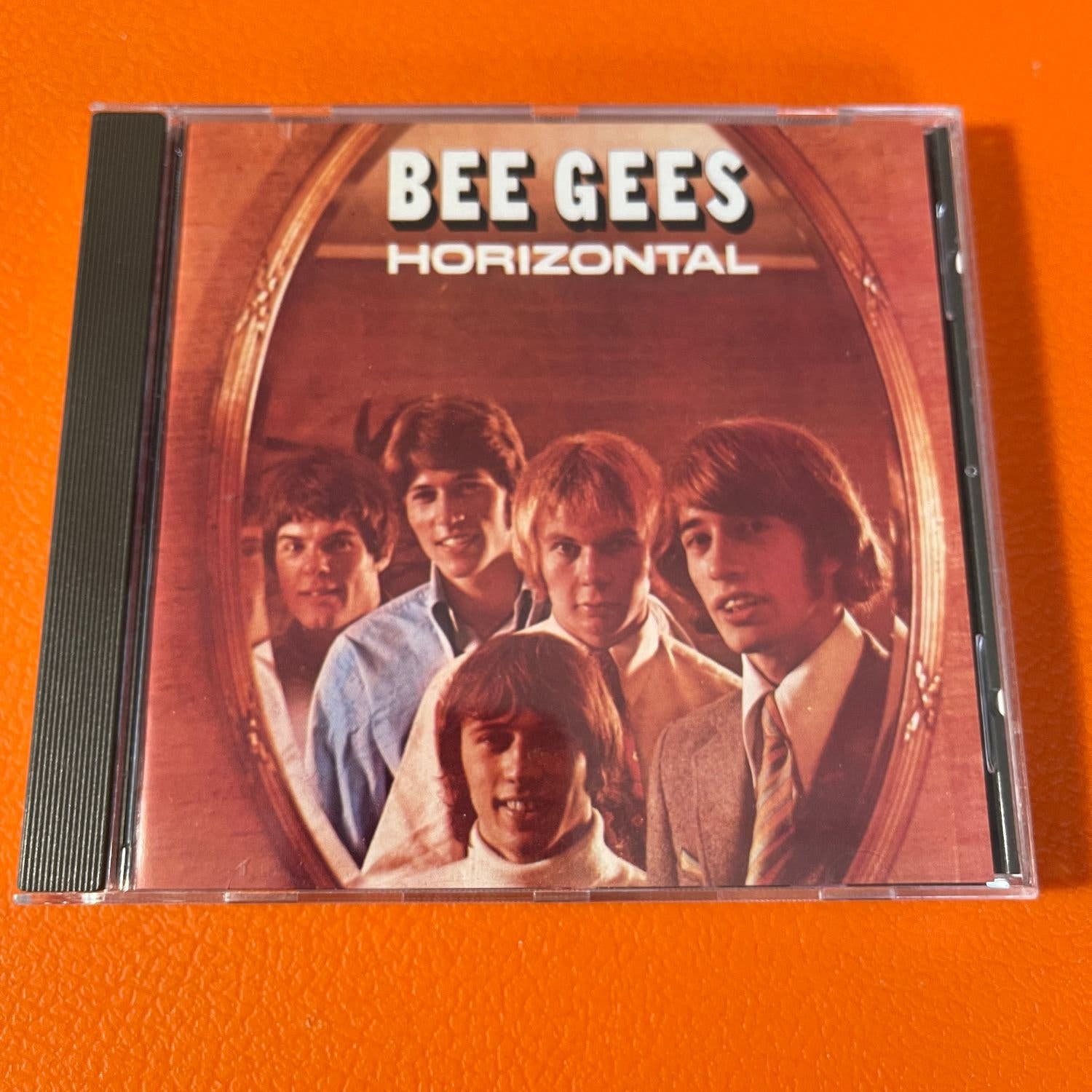 Se produkter som liknar Bee Gees - Horizontal på Tradera (682888800)