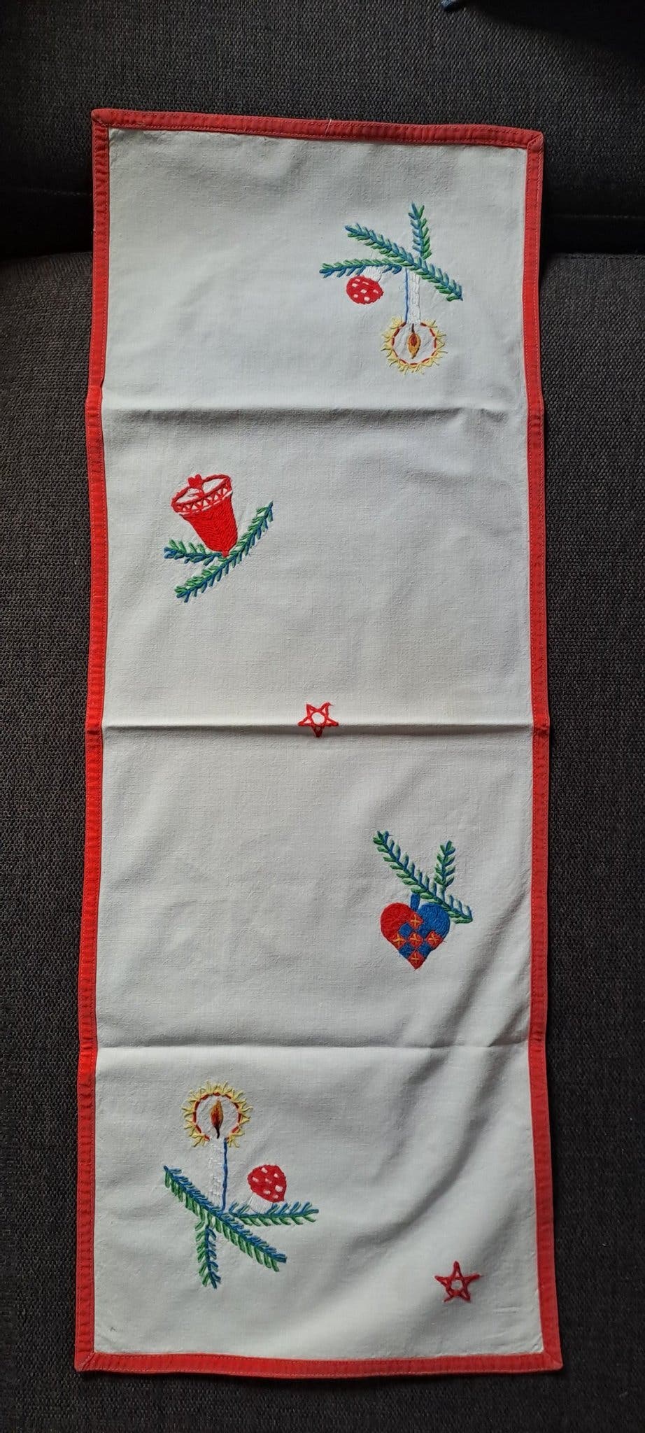 Se produkter som liknar Julduk med broderi, retro 194.. på Tradera ...