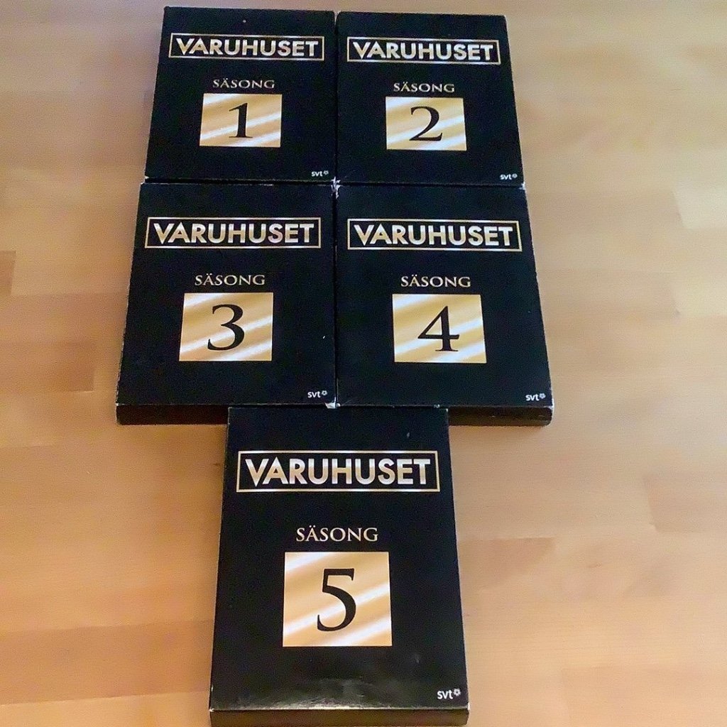 Se produkter som liknar Varuhuset - Komplett DVD-box .. på Tradera ...