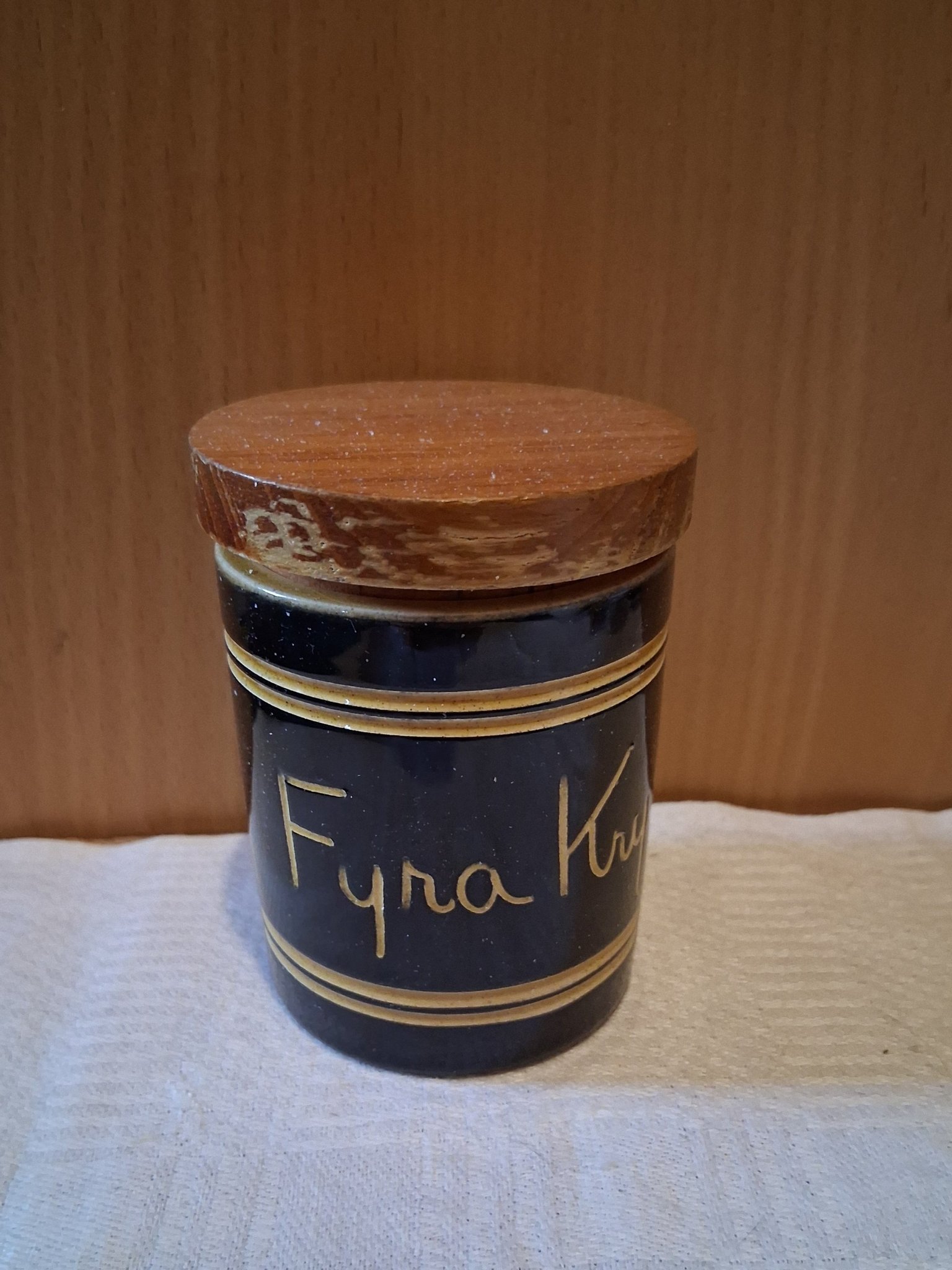 Burk med lock - Fyra Kryddor | Köp på Tradera (710781342)