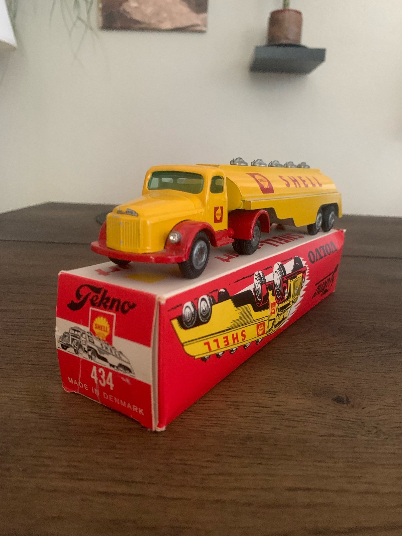 Se produkter som liknar Tekno SHELL 434 tankbil med o.. på Tradera ...