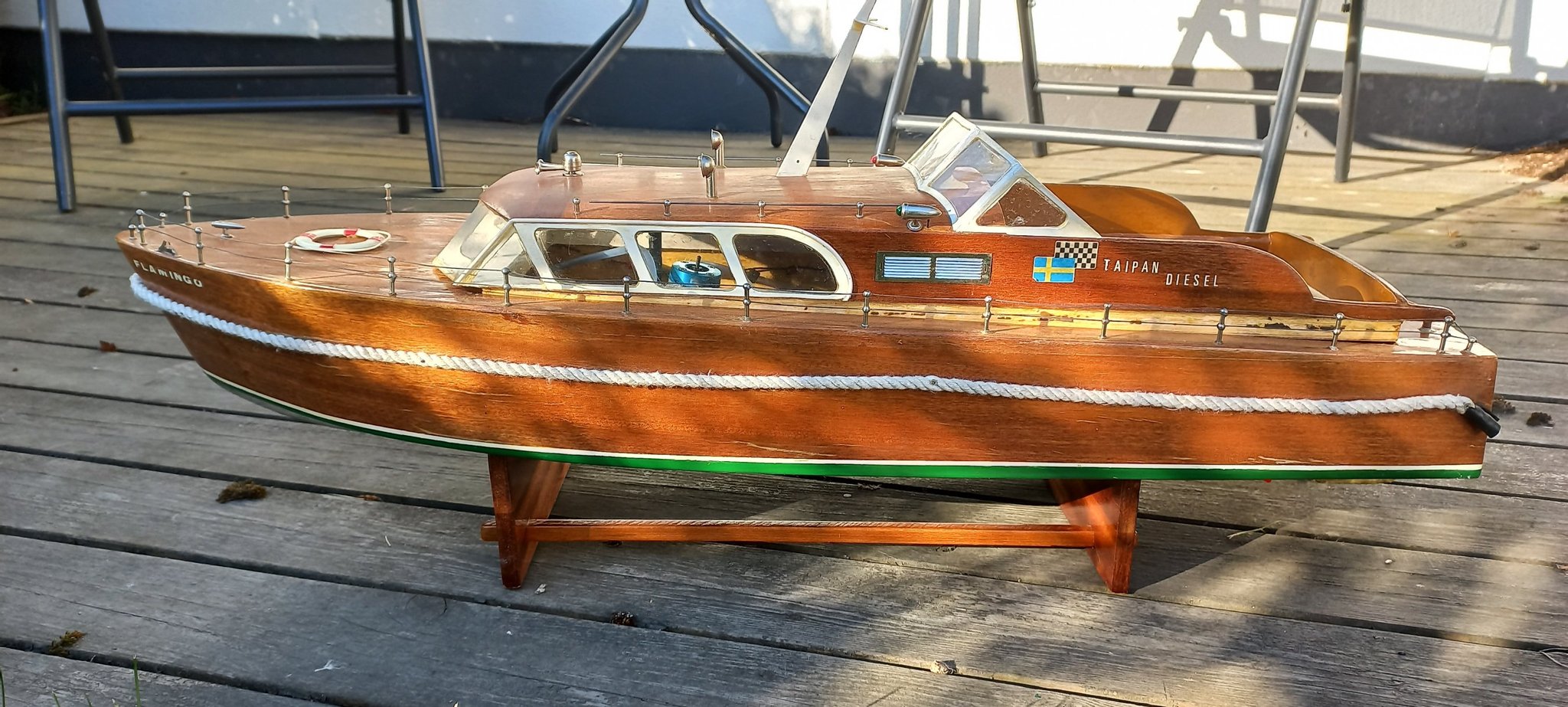 Se produkter som liknar Radiostyrd modellbåt i trä på Tradera (614384375)