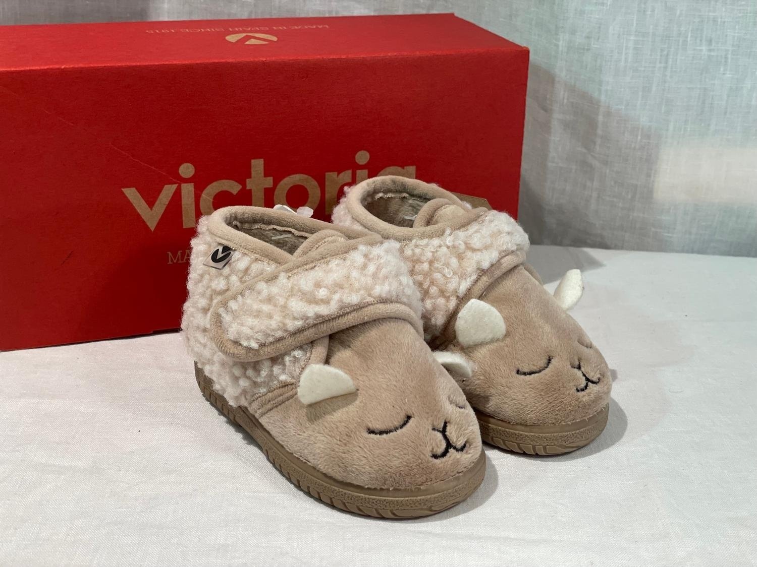 Victoria Lamm toffla beige stl 21.. | Köp från Drömskor på Tradera ...