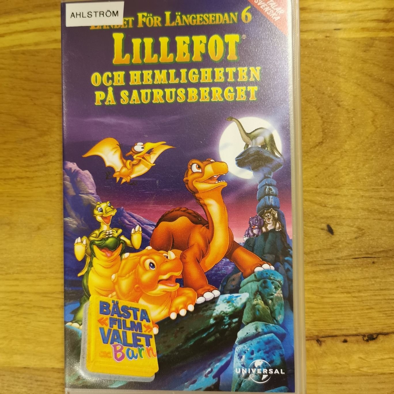 Se produkter som liknar Lillefot och hemligheten på S.. på Tradera ...